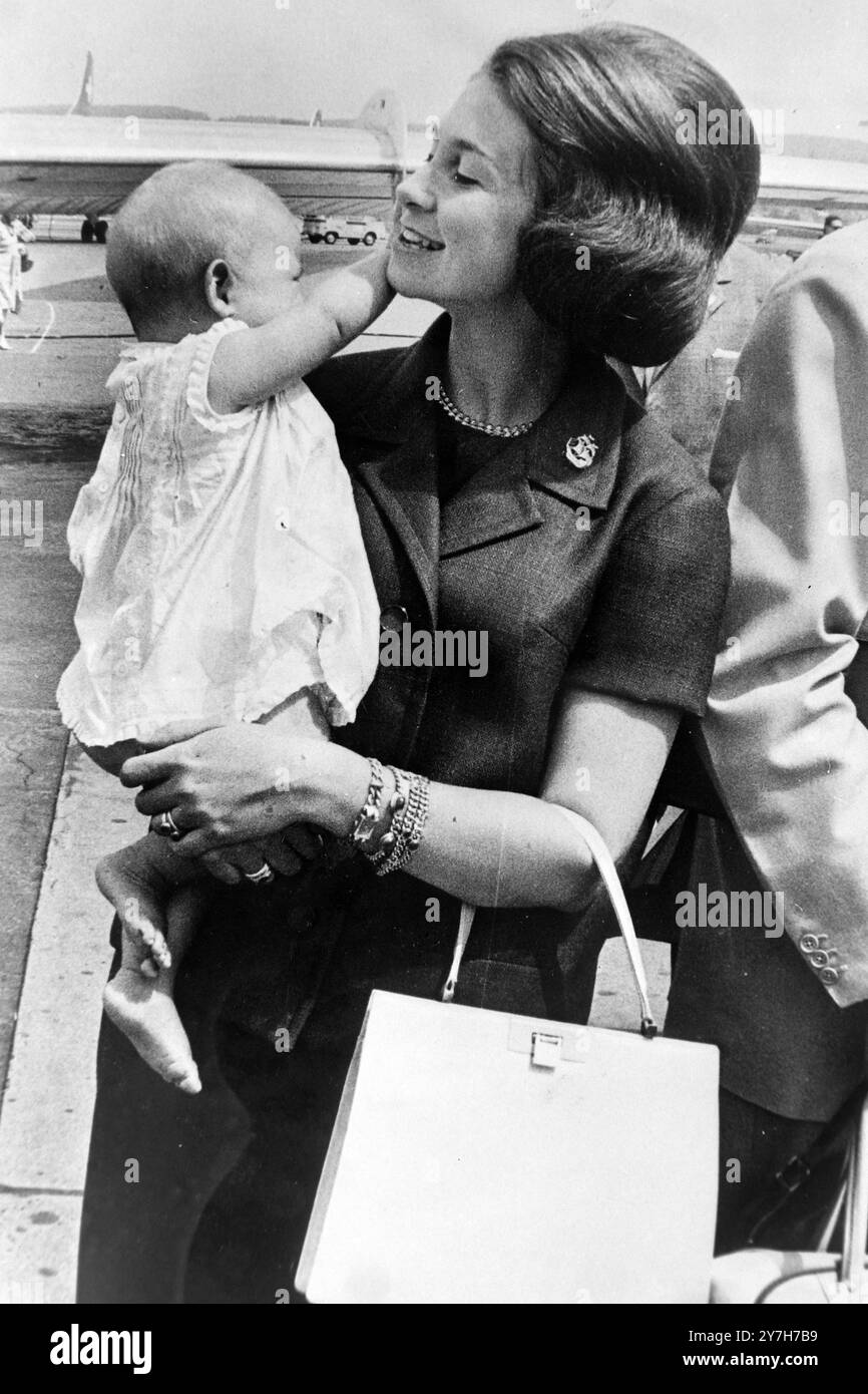 PRINCESS HELENA WITH PRINCESS SOPHIA MOTHER PLAYS WITH DAUGHTER IN ...