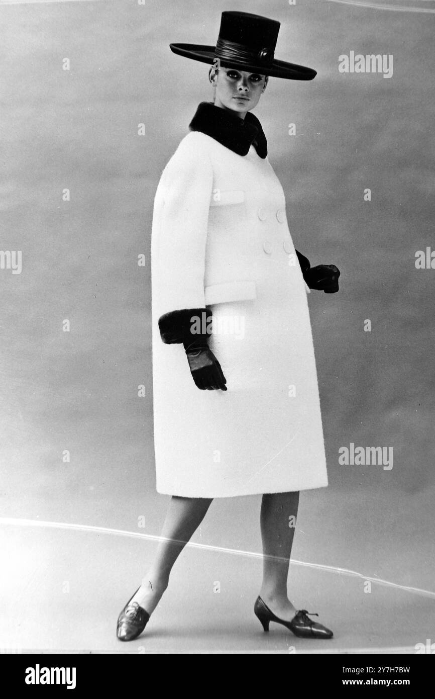 FASHION COLLECTION BY JOHN CAVANAGH / ; 4 AUGUST 1964 Stock Photo - Alamy