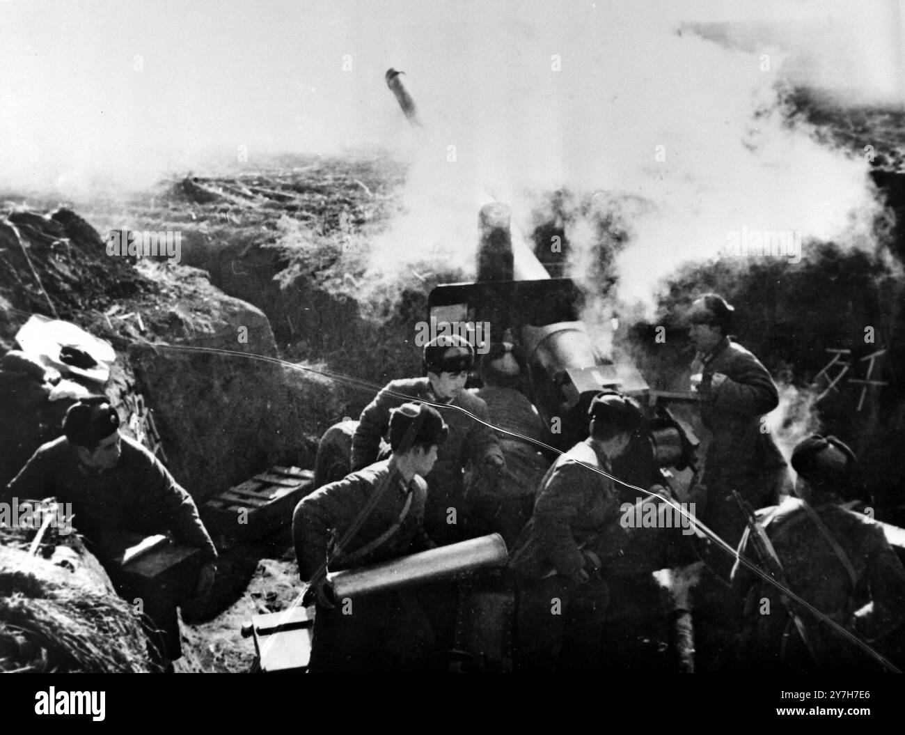 ARMY SQUAD OF SOLDIERS RELOAD AN ARTILLERY IN COMMUNIST CHINA ; 3 ...