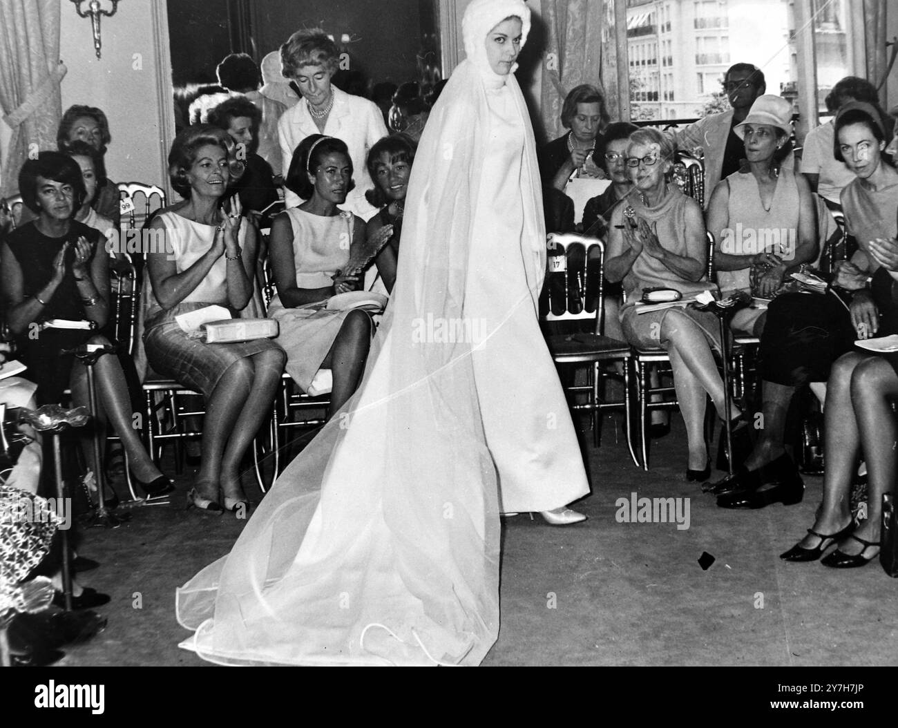 FASHION LAROCHE GUY WEDDING DRESS ; 1 AUGUST 1964 Stock Photo - Alamy