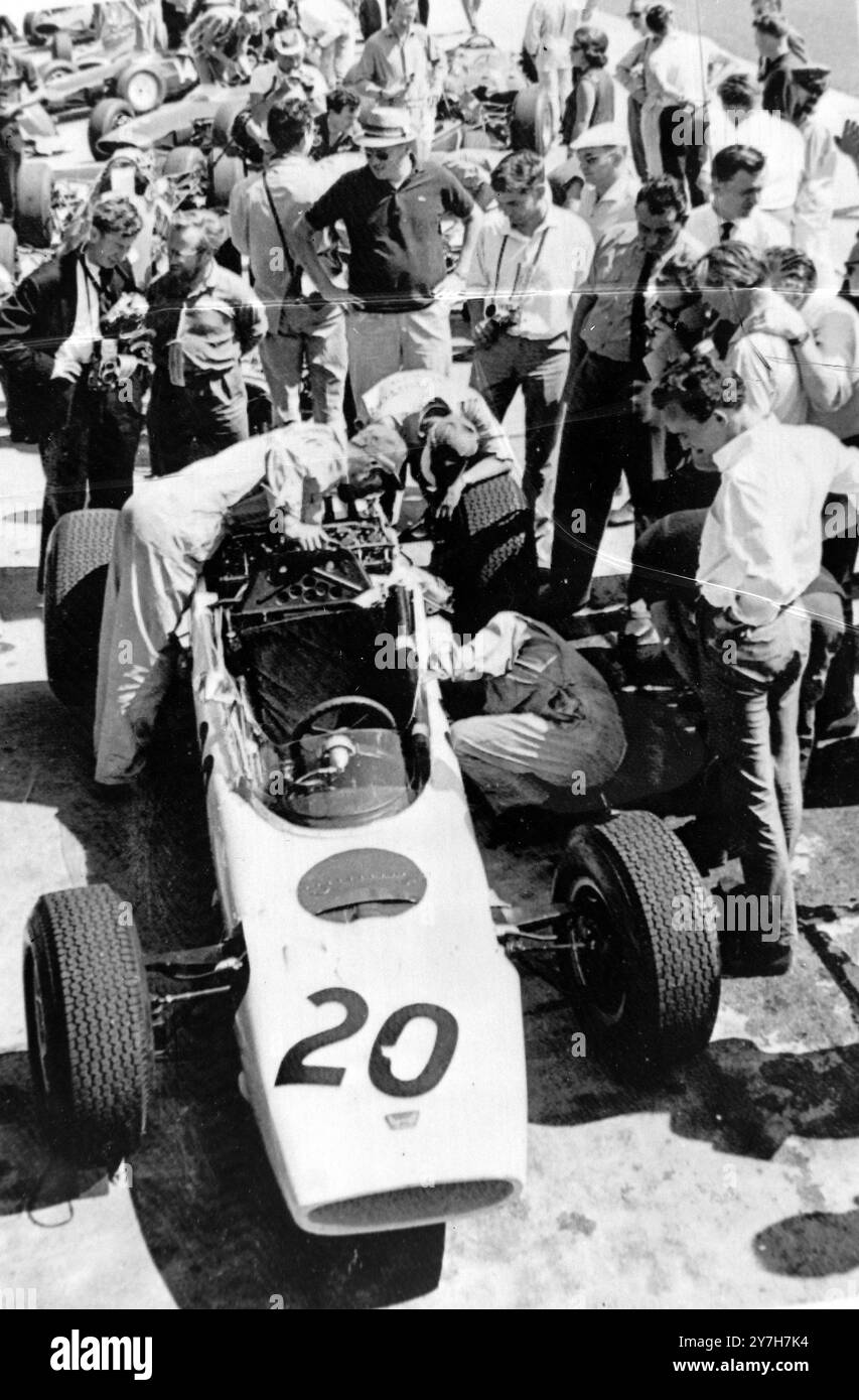 Formula 1 mechanics Black and White Stock Photos & Images - Alamy