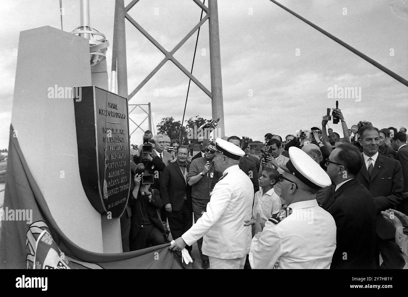 PRESIDENT OF PORTUGAL AMERICO THOMAZ UNVEILS PLAQUE ON LIMPOPO BRIDGE ...