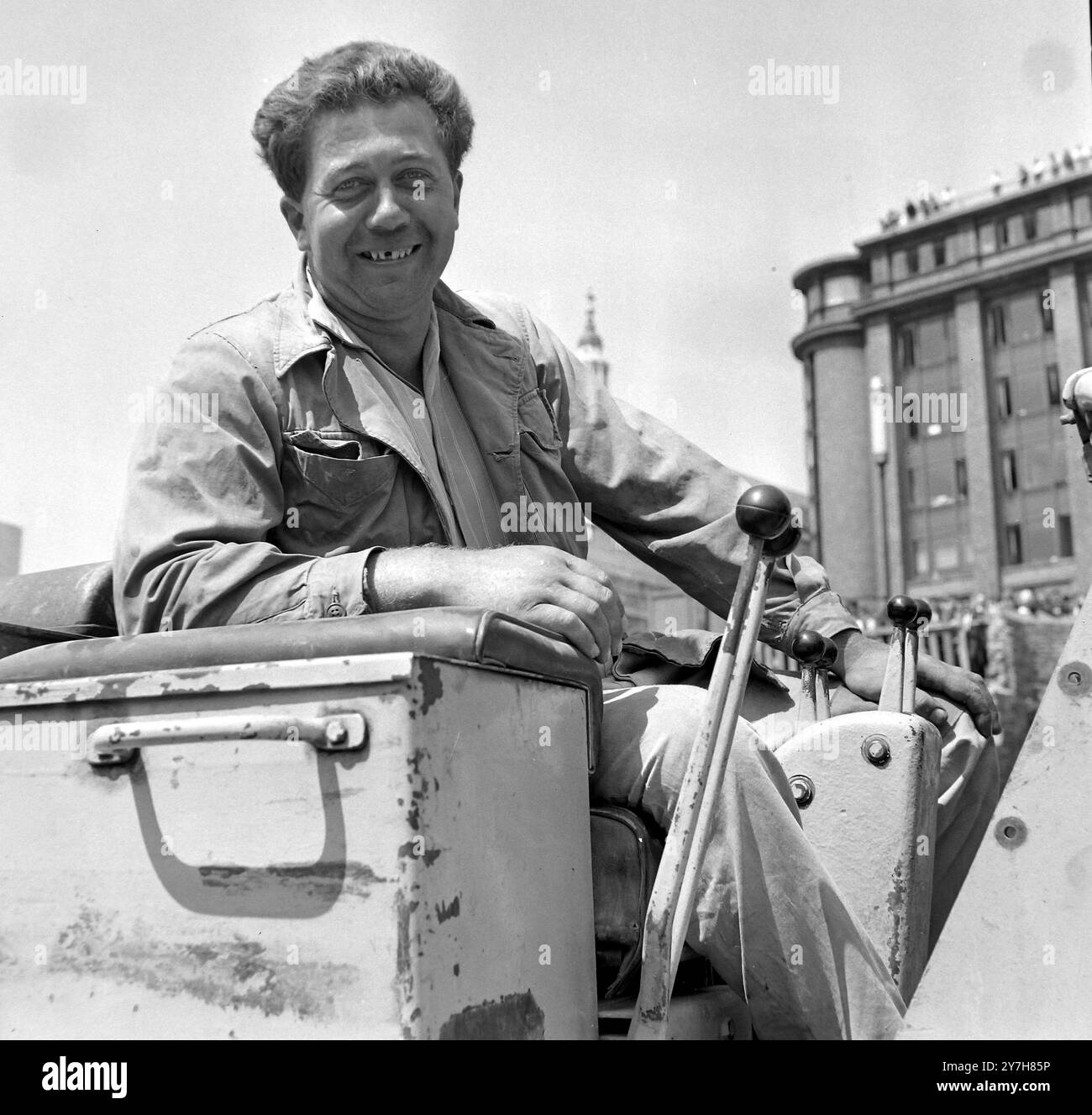 BOMB SITES UNEXPLODED CITY BOMB IN LONDON WITH JOHN ALDOUS / ; 28 JULY ...