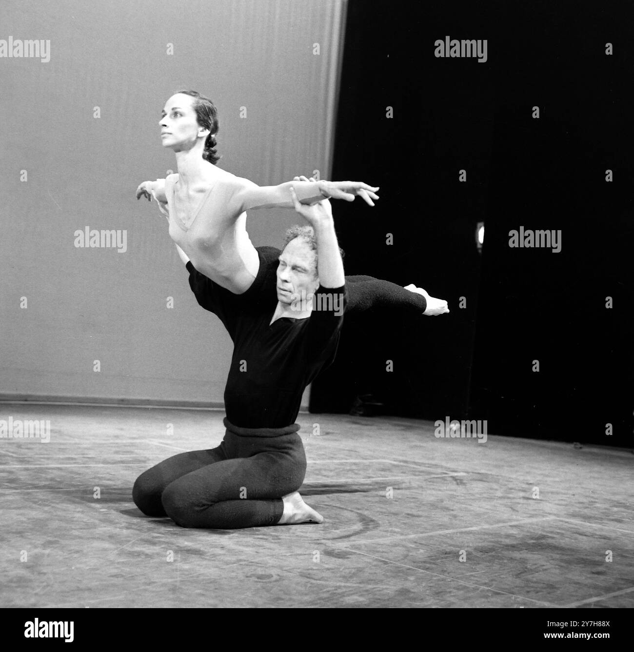 DANCE MERCE CUNNINGHAM COMPANY AT SADLERS WELLS WITH CAROLYN BROWN IN ...