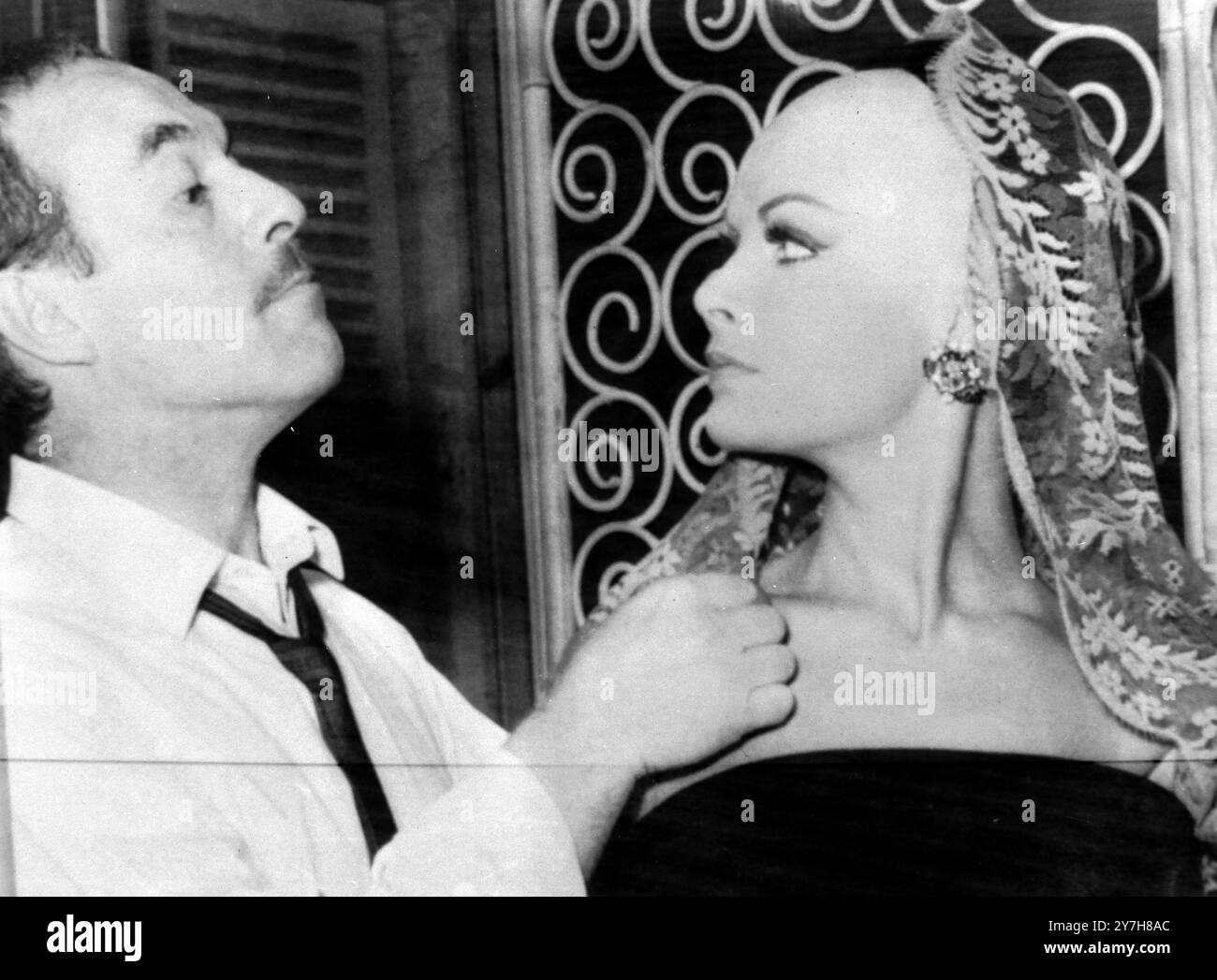 FASHION BALD MODEL IN ESTEREL COLLECTION ; 27 JULY 1964 Stock Photo - Alamy