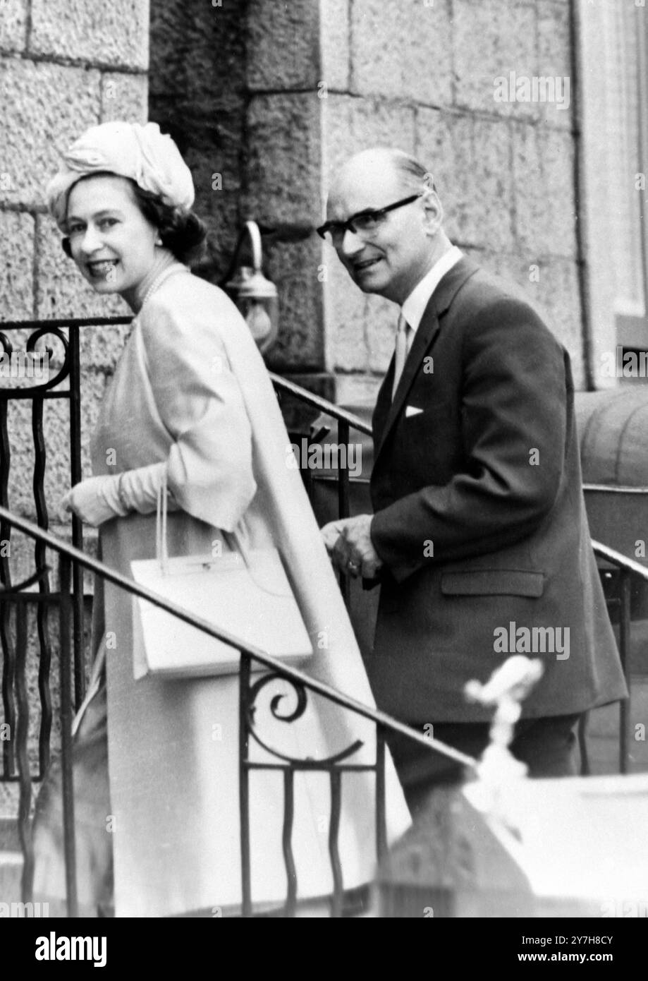 Queen elizabeth ii 1960s balmoral Black and White Stock Photos & Images ...