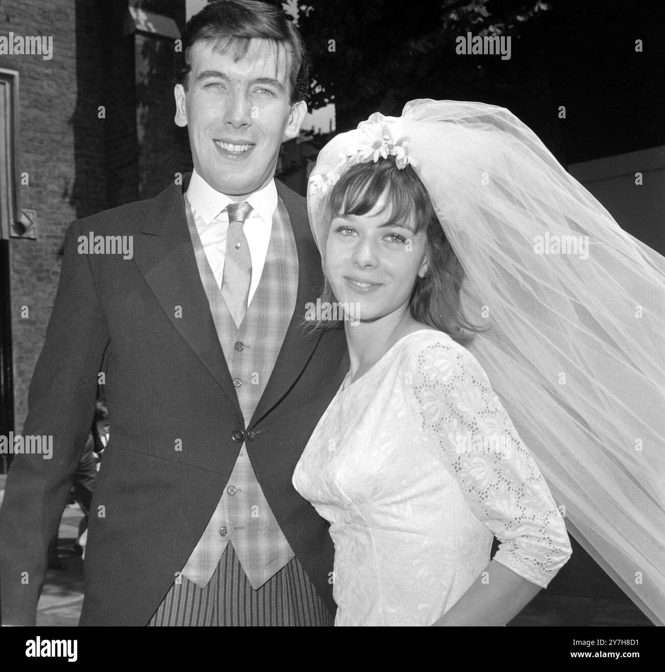 WEDDINGS DON MARGARET ACTRESS WEDS ACTOR ROBERT SIDWAY IN LONDON ; 25 JULY 1964 Stock Photo - Alamy