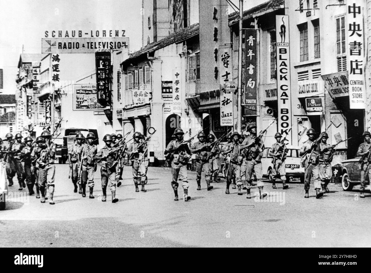 MALAYSIAN TROPPS ON PATROL IN SINGAPORE / ; 24 JULY 1964 Stock Photo ...