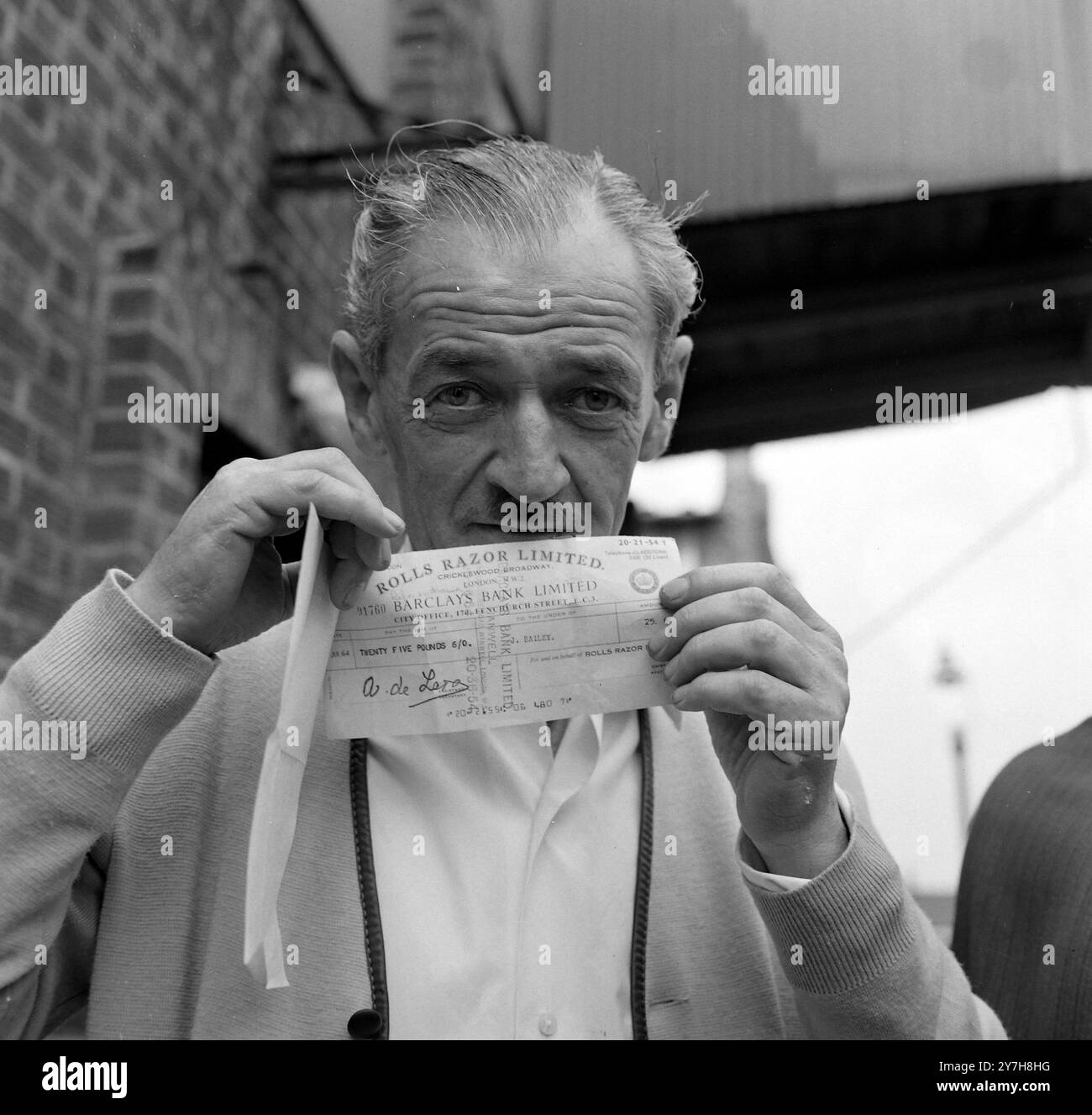 JOHN BAILEY WITH CHEQUE FROM BLOOM ROLLS RAZOR COMPANY BOUNCES / ; 24 ...