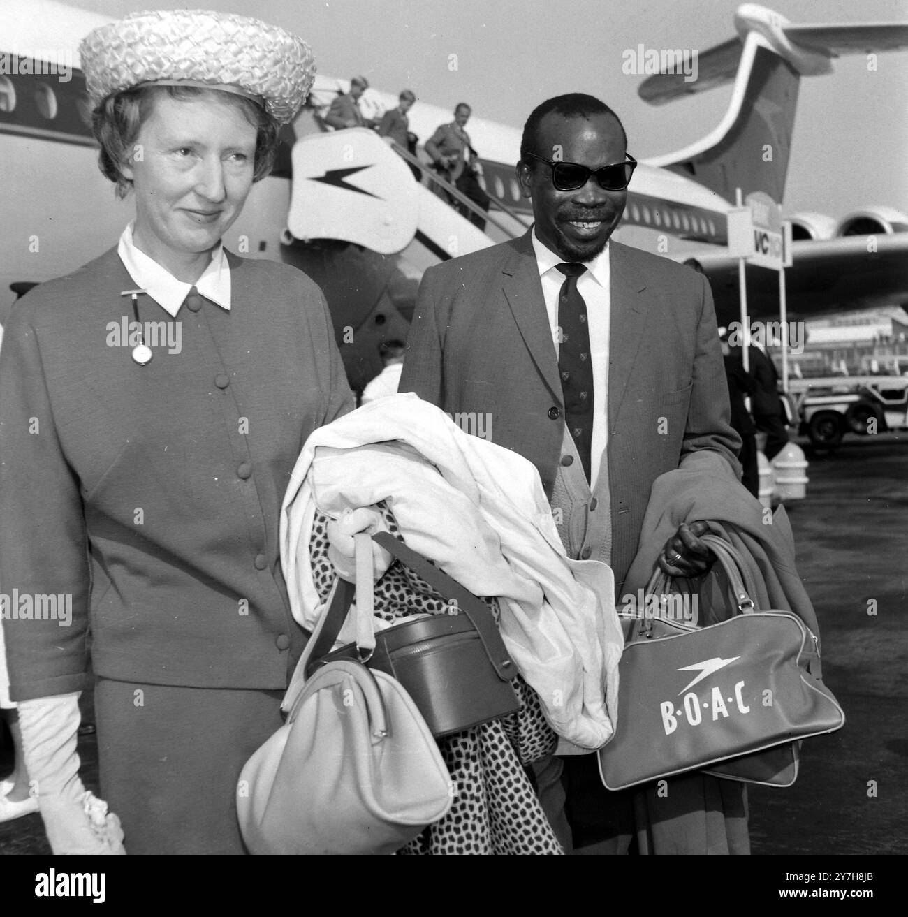 SERETSE KHAMA WITH WIFE RUTH AT LONDON AIRPORT / ; 25 JULY 1964 Stock ...