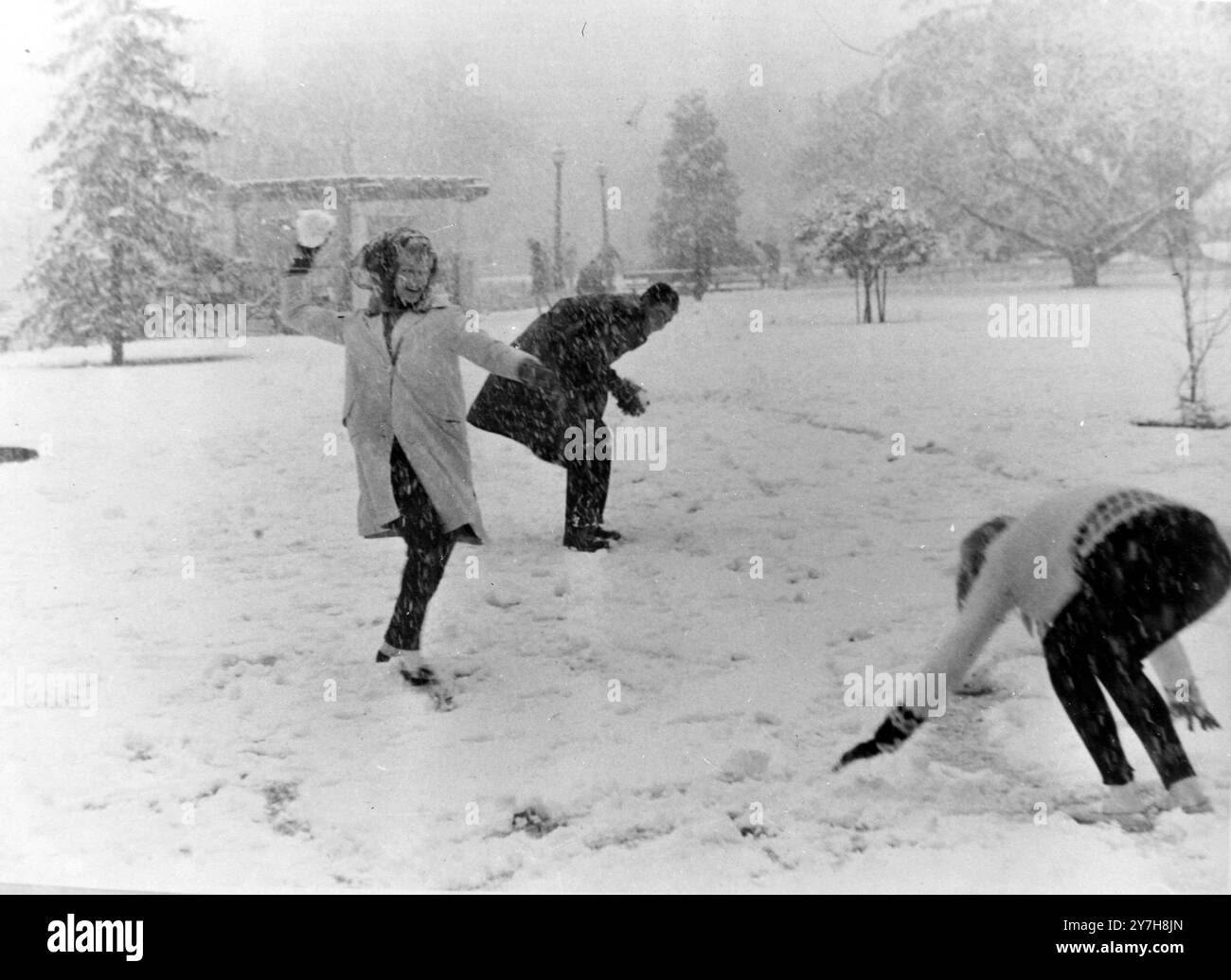 WEATHER GIRLS SNOWBALL FIGHT EACH OTHER IN JOHANNESBURG, SOUTH AFRICA ...