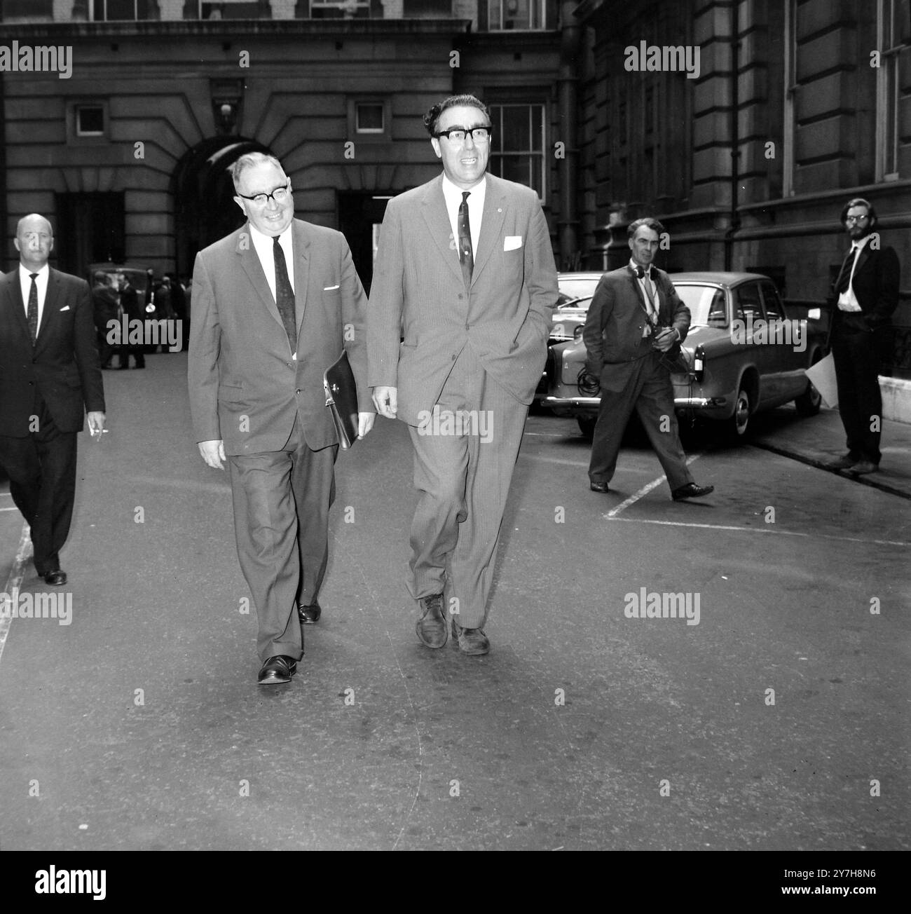 LES MORGAN WITH RON SMITH IN LONDON / ; 24 JULY 1964 Stock Photo - Alamy