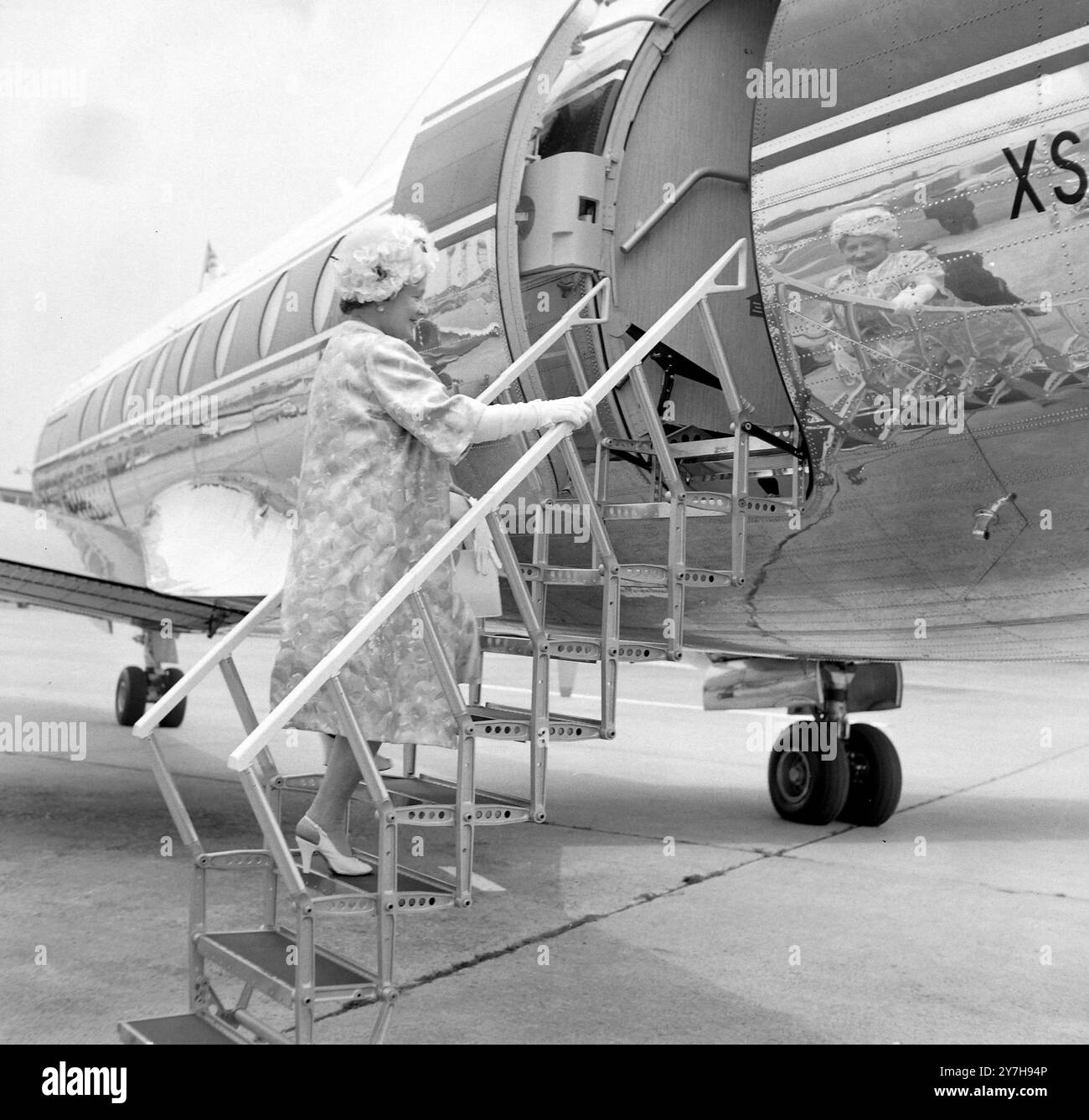 QUEEN ELIZABETH THE QUEEN MOTHER BOARDS THE PLANE IN LONDON / ; 21 JULY ...