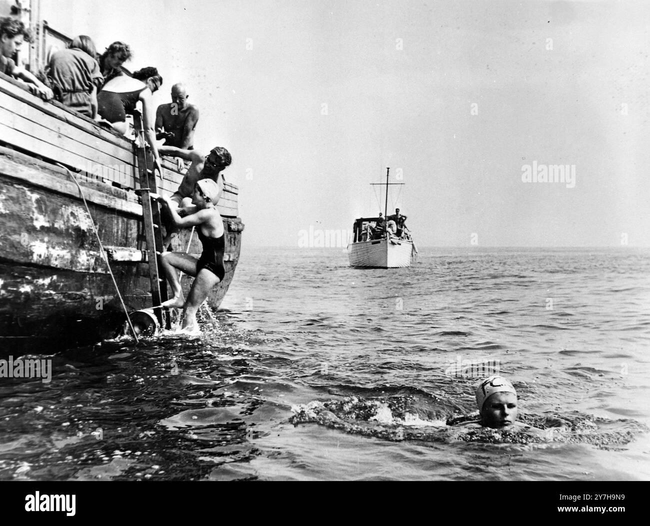 CHANNEL SWIM FRANCE LUCY AND FIONA CRAMPTON SMITH ; 17 JULY 1964 Stock ...