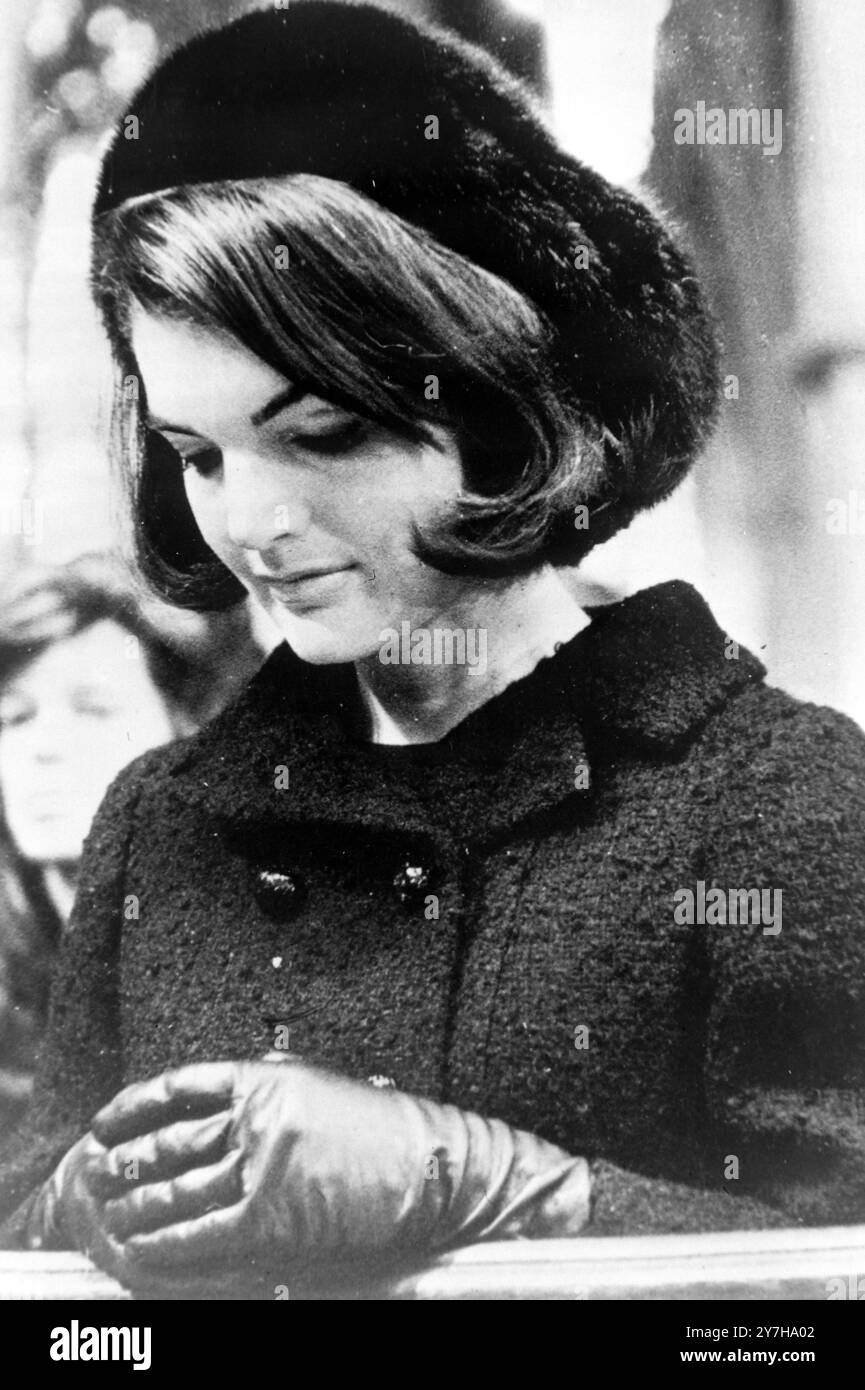 JACQUELINE JACKIE KENNEDY IN BOSTON / ; 17 JULY 1964 Stock Photo - Alamy