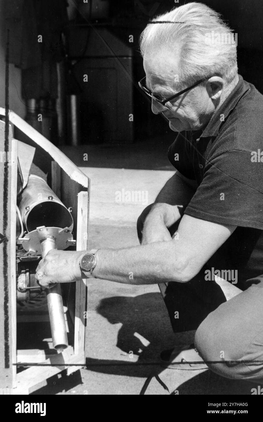 SWISS INVENTOR KARL KARPF WITH MOTOR EXHAUST PURIFIER IN ZURICH / ; 17 ...