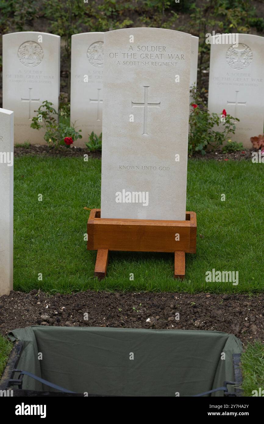 Loos-en-Gohelle, France. 26th Sept. 2024. The headstone stands ready to ...