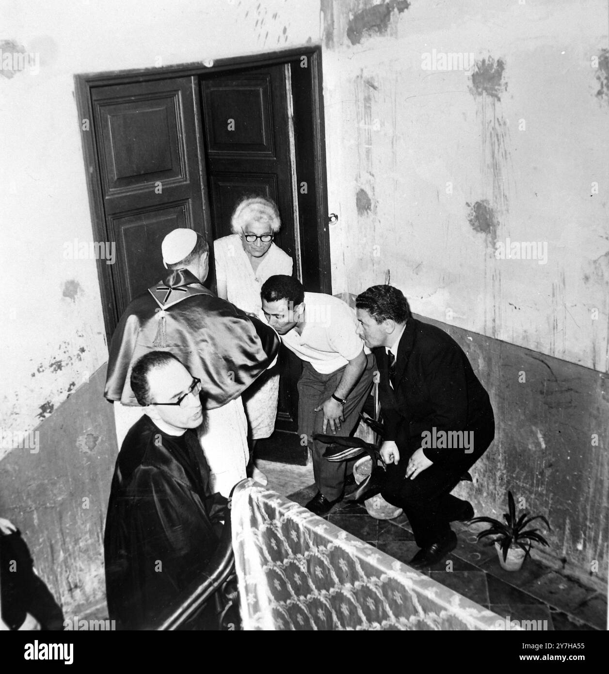 PROCESSIONS POPE PAUL VI ARRIVES AT HIS SUMMER RESIDENCE IN ...