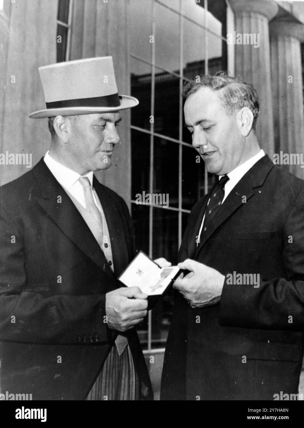 ALEC BEDSER OBE WITH ERIC BEDSER IN LONDON / ; 15 JULY 1964 Stock Photo ...