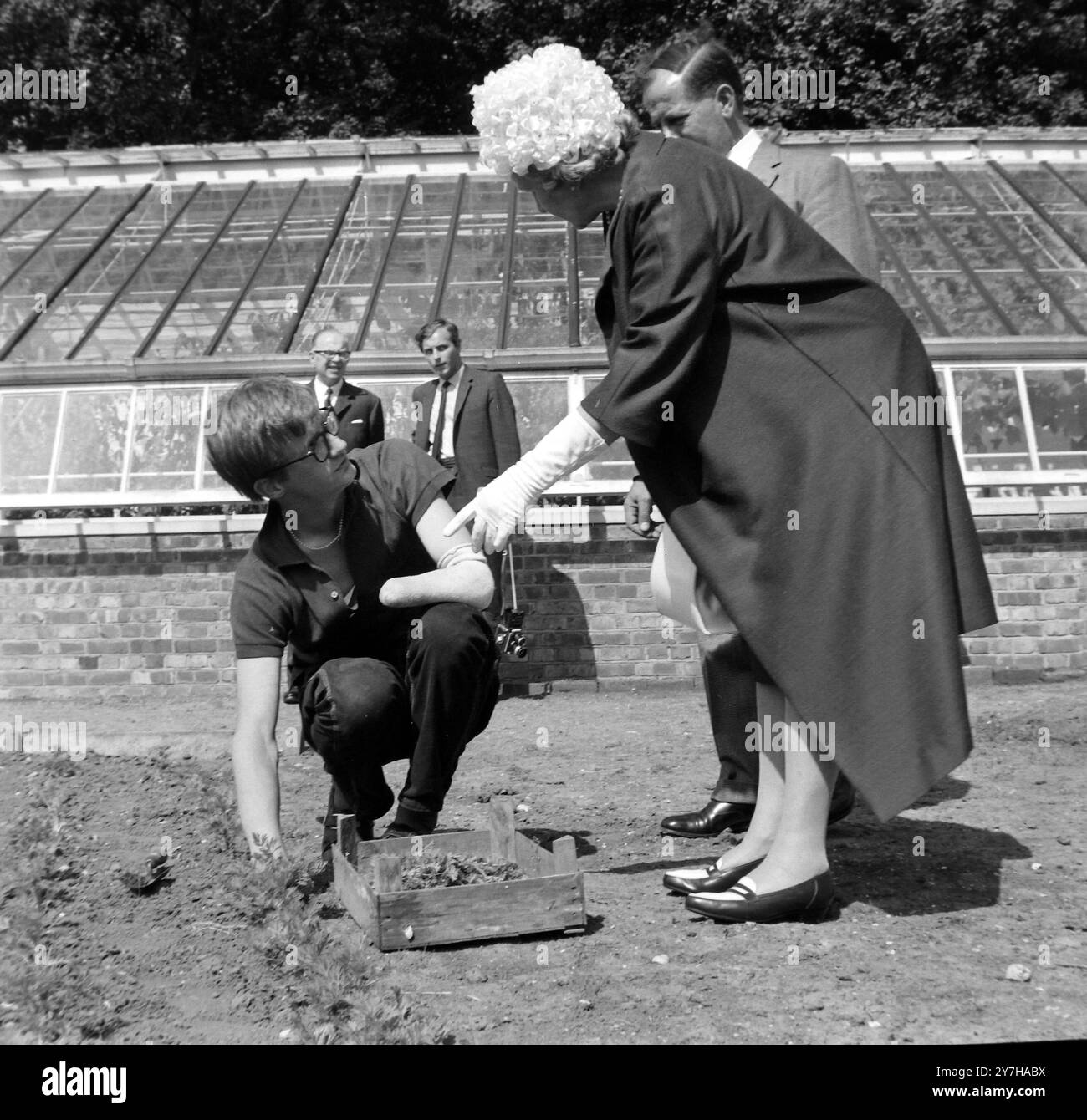 MEDICAL GARDENER WITH NO HANDS AT QE COLLEGE WITH LADY FREYBERG IN ...