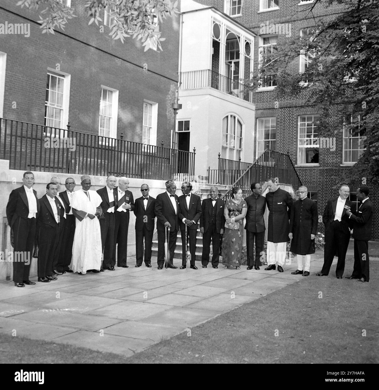 COMMONWEALTH PREMIERS CONFERENCE ON STAIRCASE OF NO 10 DOWNING STREET ...
