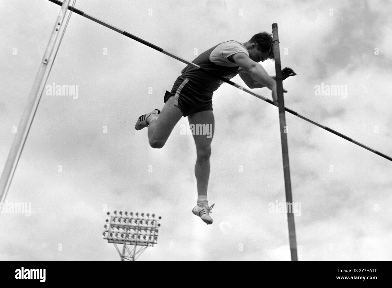 BURTON T POLE VAULTER WHITE CITY / ; 11 JULY 1964 Stock Photo - Alamy