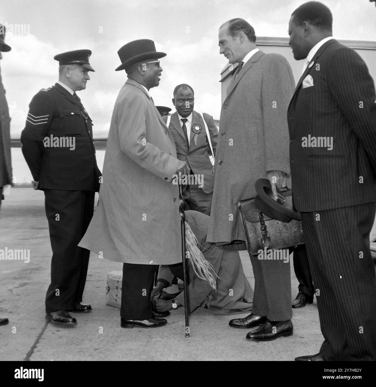 BANDA HASTINGS AT COMMONWEALTH CONFERENCE IN LONDON / ; 9 JULY 1964 ...