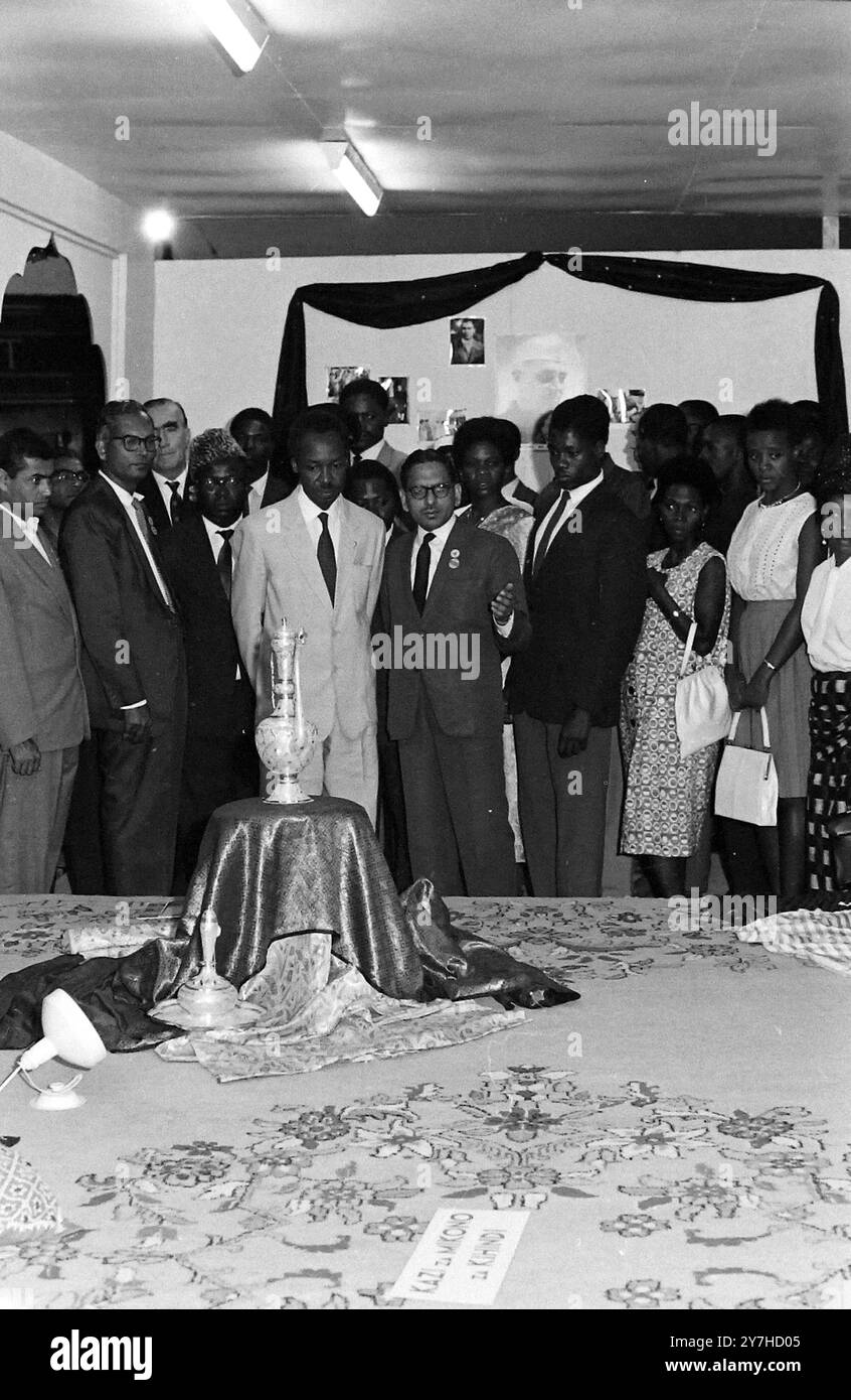 TANGANYIKAN PRESIDENT JULIUS NYERERE VIEWS INDIAN EXHIBITION IN DAR ES ...