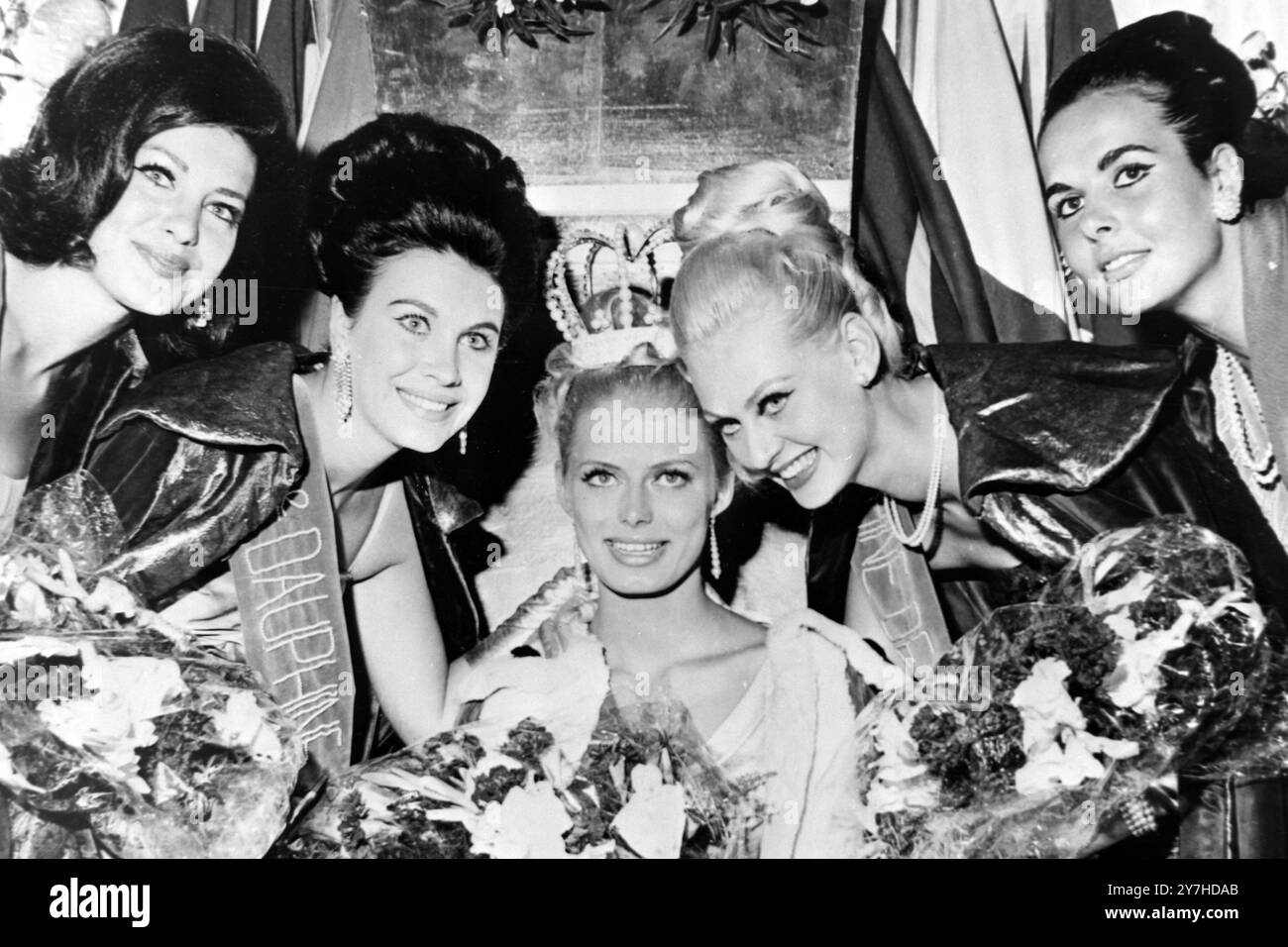 WINNER SUSAN HOLMQUIST MISS UN UNITED NATIONS WITH CONTESTANTS IN PALMA ...