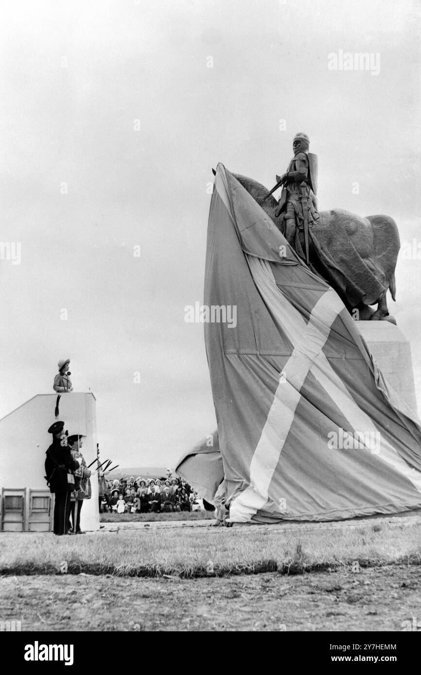 24 JUNE 1964 Queen Elizabeth II pictured unveiling a statue of Robert ...