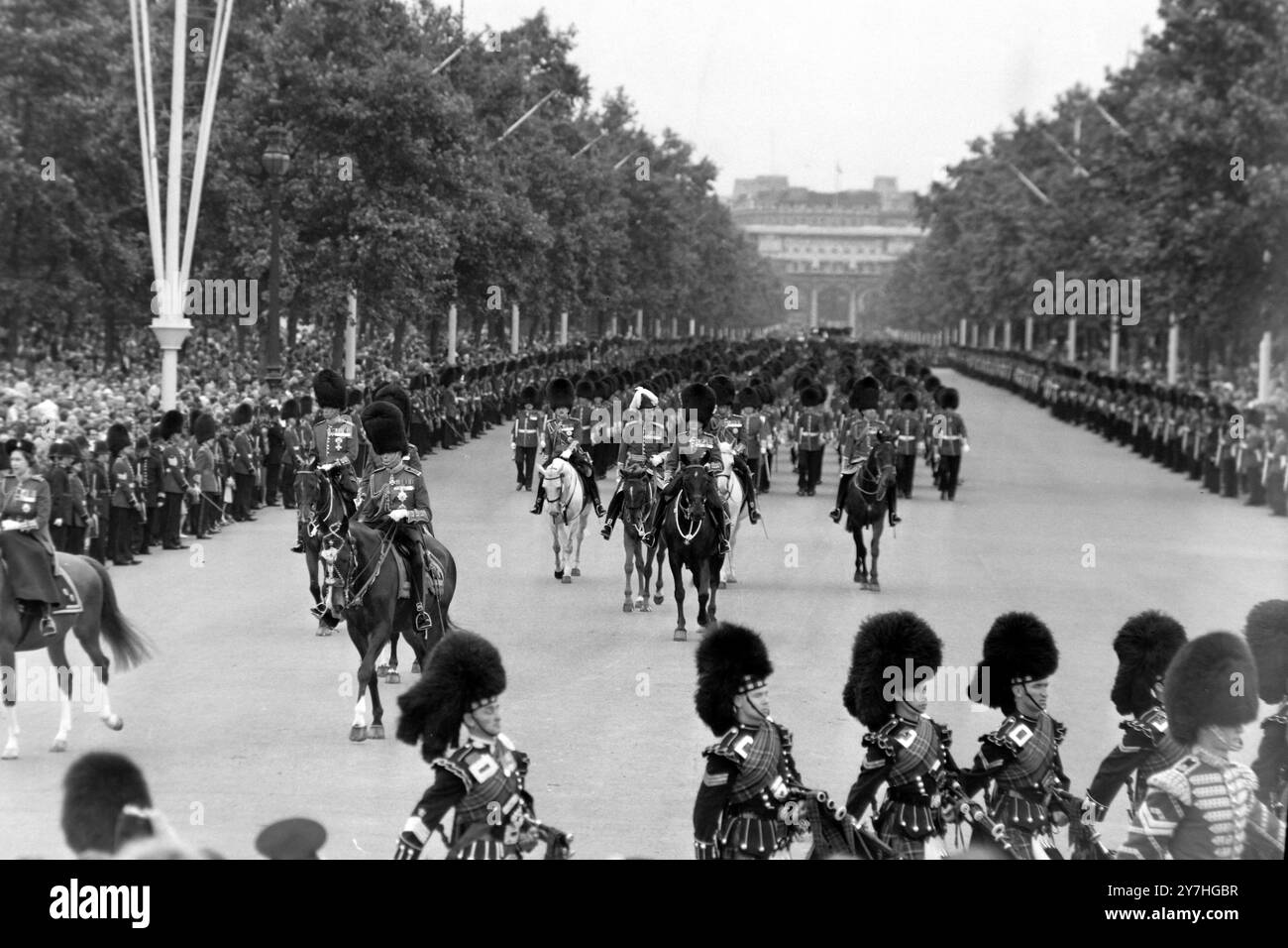 QUEEN ELIZABETH II ON PALL MALL AT TROOPING CEREMONY IN LONDON ; 13 ...