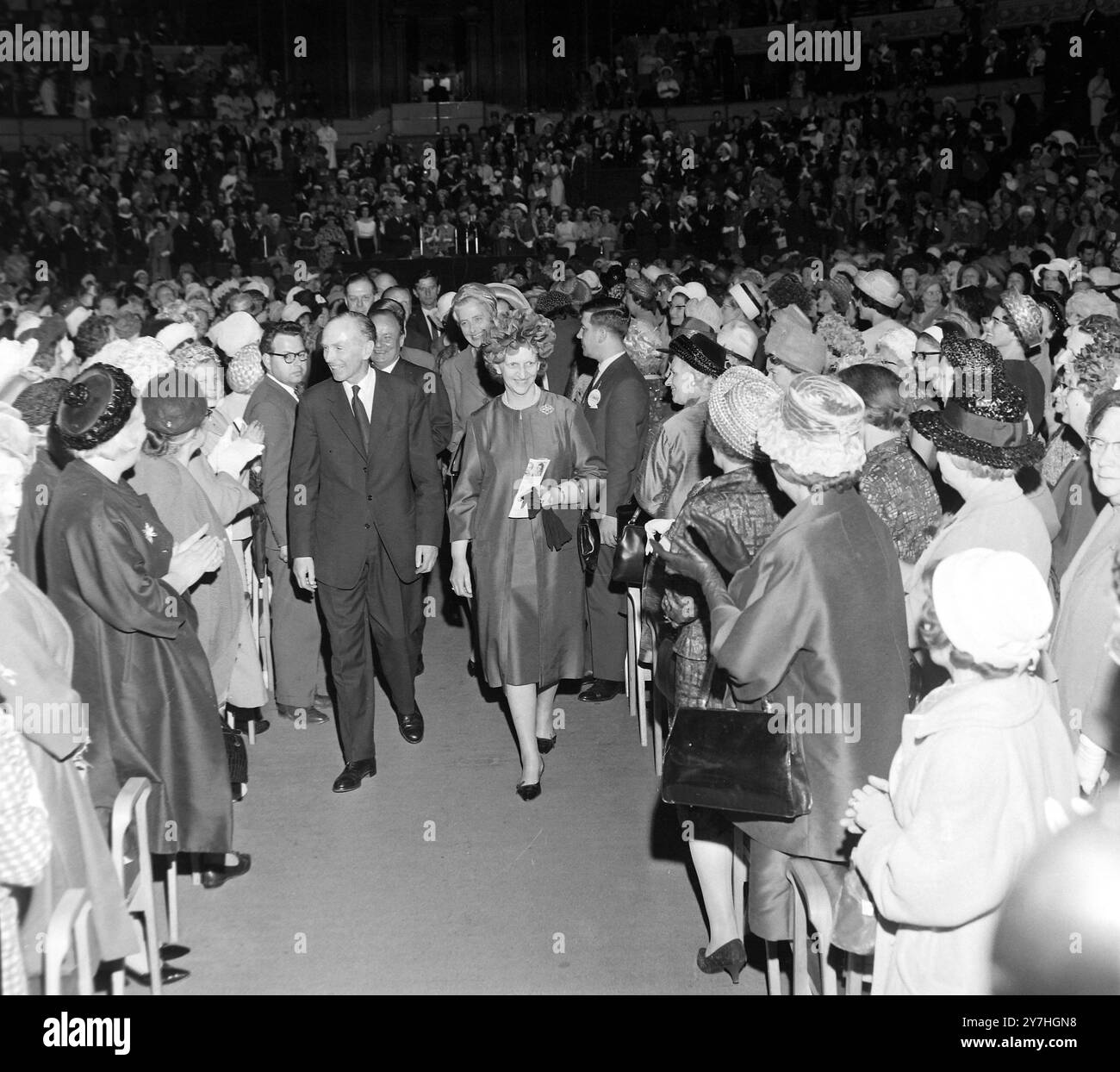 Standing ovation old man hi-res stock photography and images - Alamy