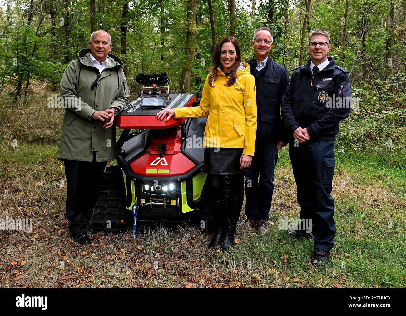 09/30/2024, xpsx, Local Hanau Forest fire fighting in Hanau, left to ...
