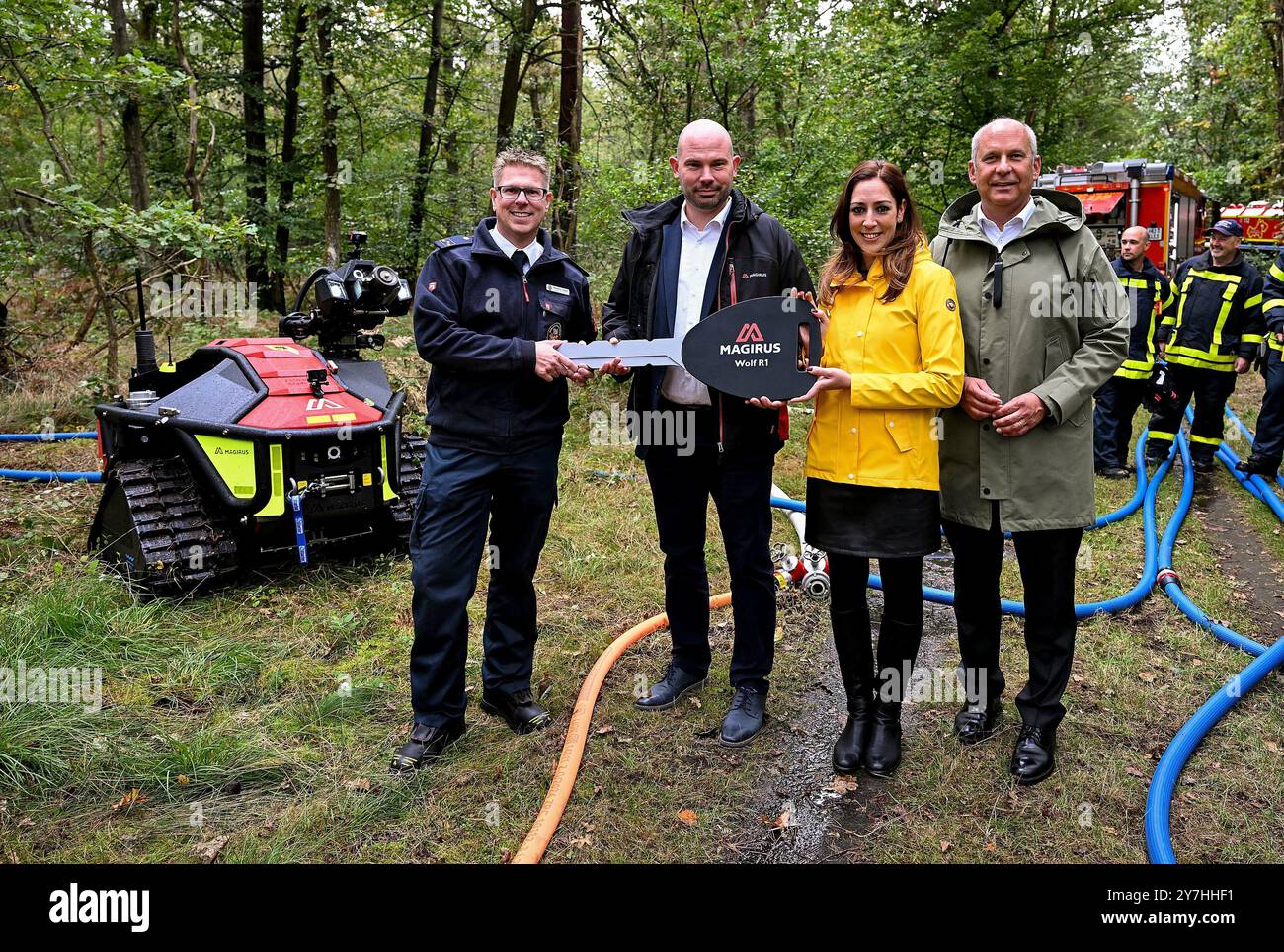 09/30/2024, xpsx, Local Hanau Forest fire fighting in Hanau, left to ...