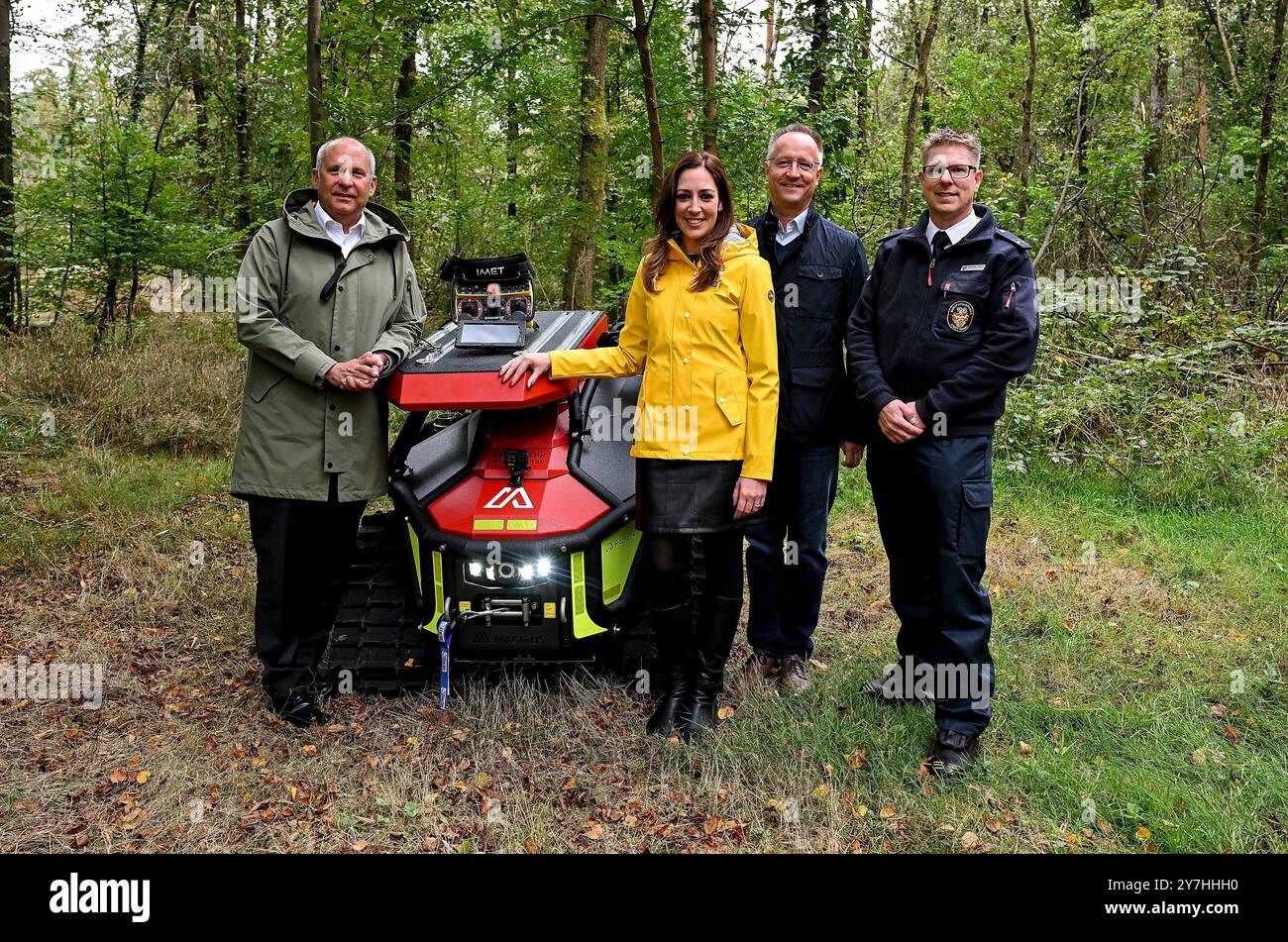 09/30/2024, xpsx, Local Hanau Forest fire fighting in Hanau, left to ...