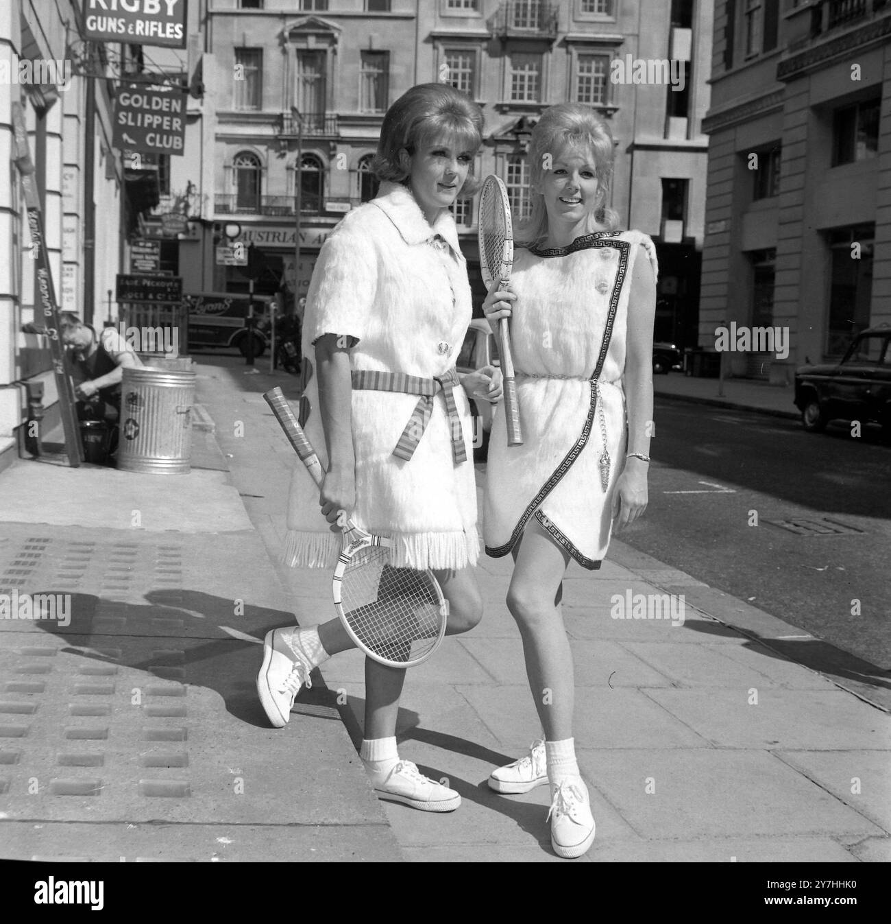 FELICITY FOX MODEL SHOWS TENNIS TOGA IN LONDON / ; 9 JUNE 1964 Stock ...