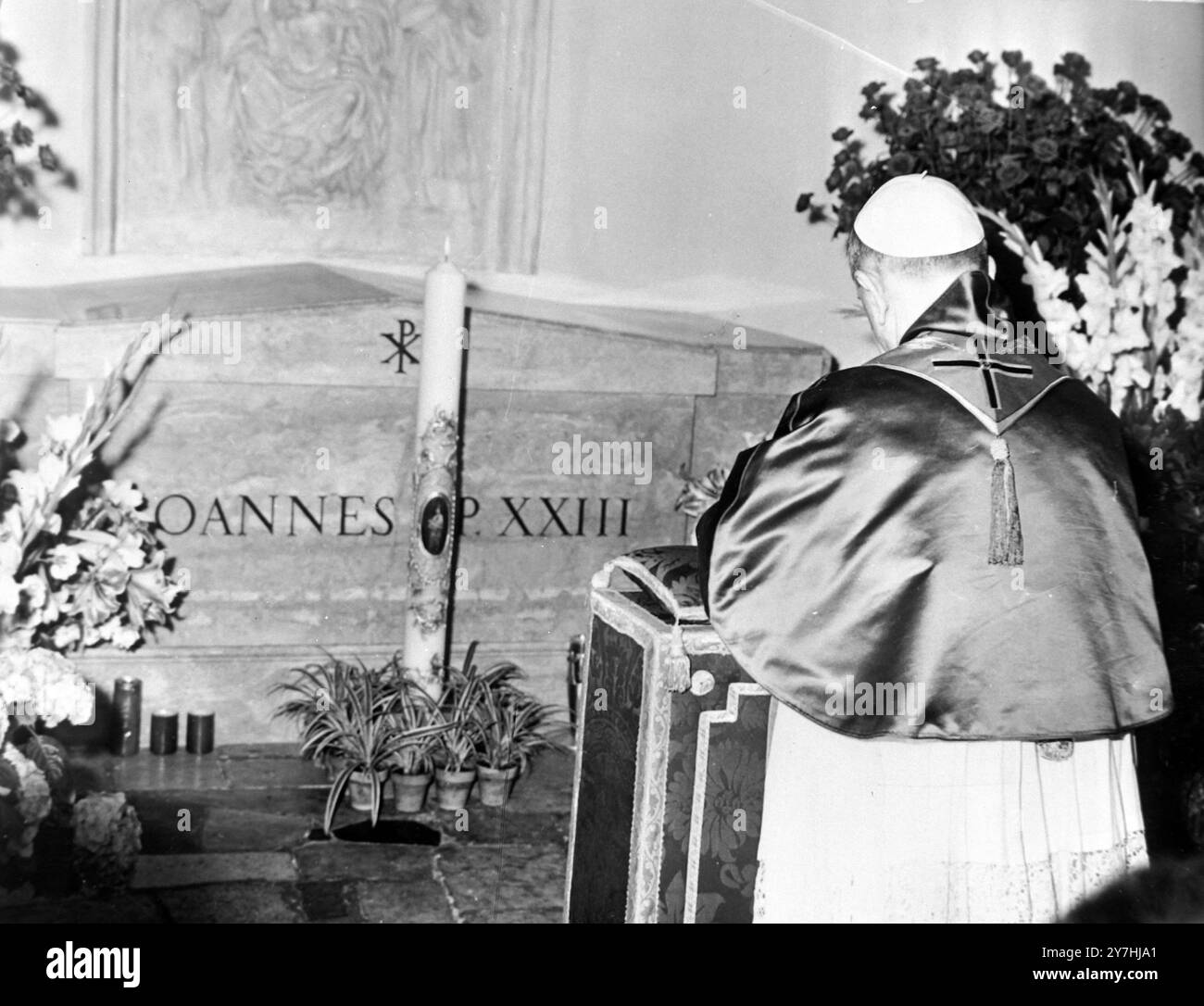 POPE PAUL VI PRAYS IN VATICAN GROTTO AT POPE PAUL XXIII TOMB / ; 4 JUNE ...