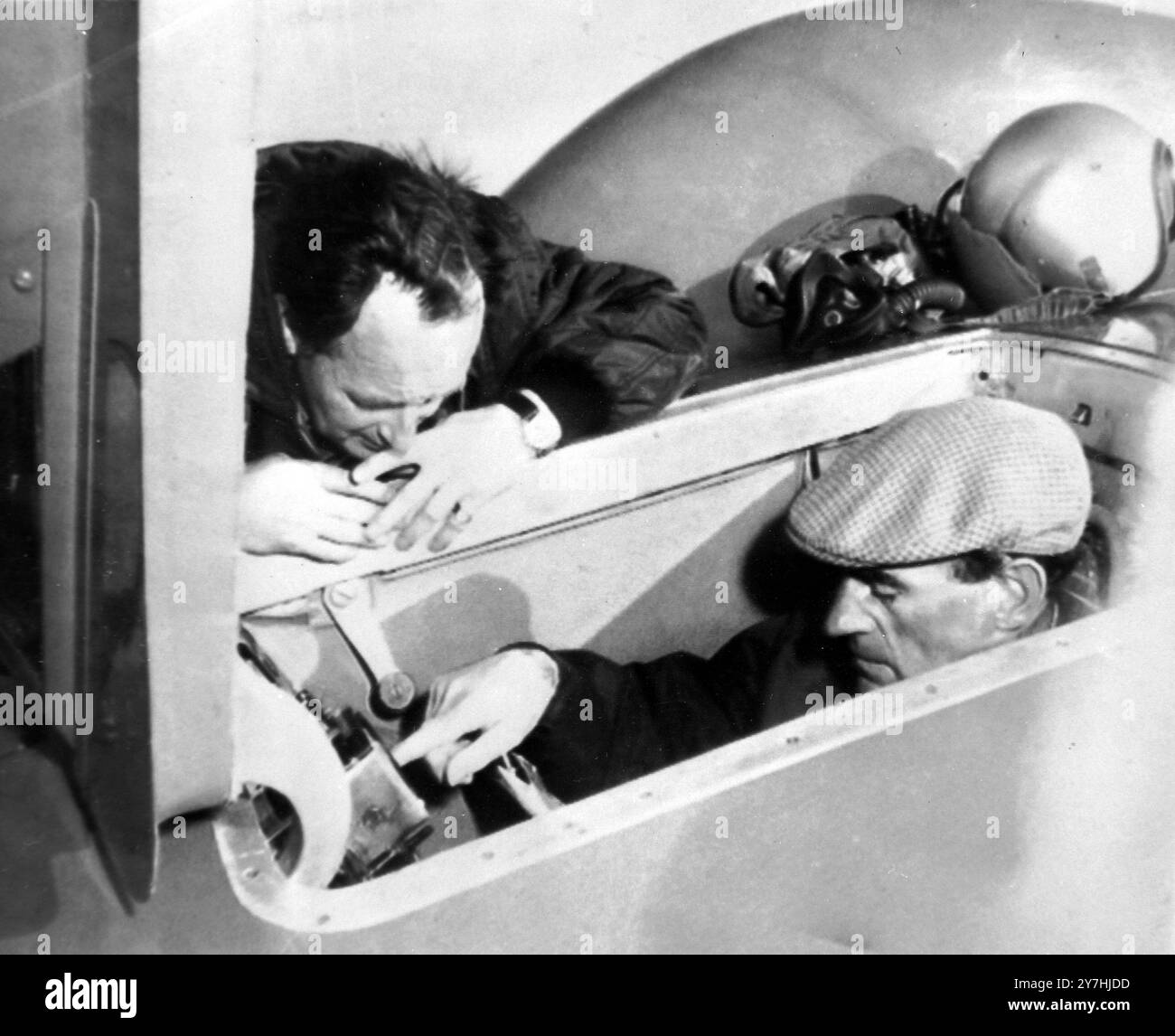 LEX DAVISON WITH SPEED KING DONALD CAMPBELL & BLUEBIRD COCKPIT IN ...