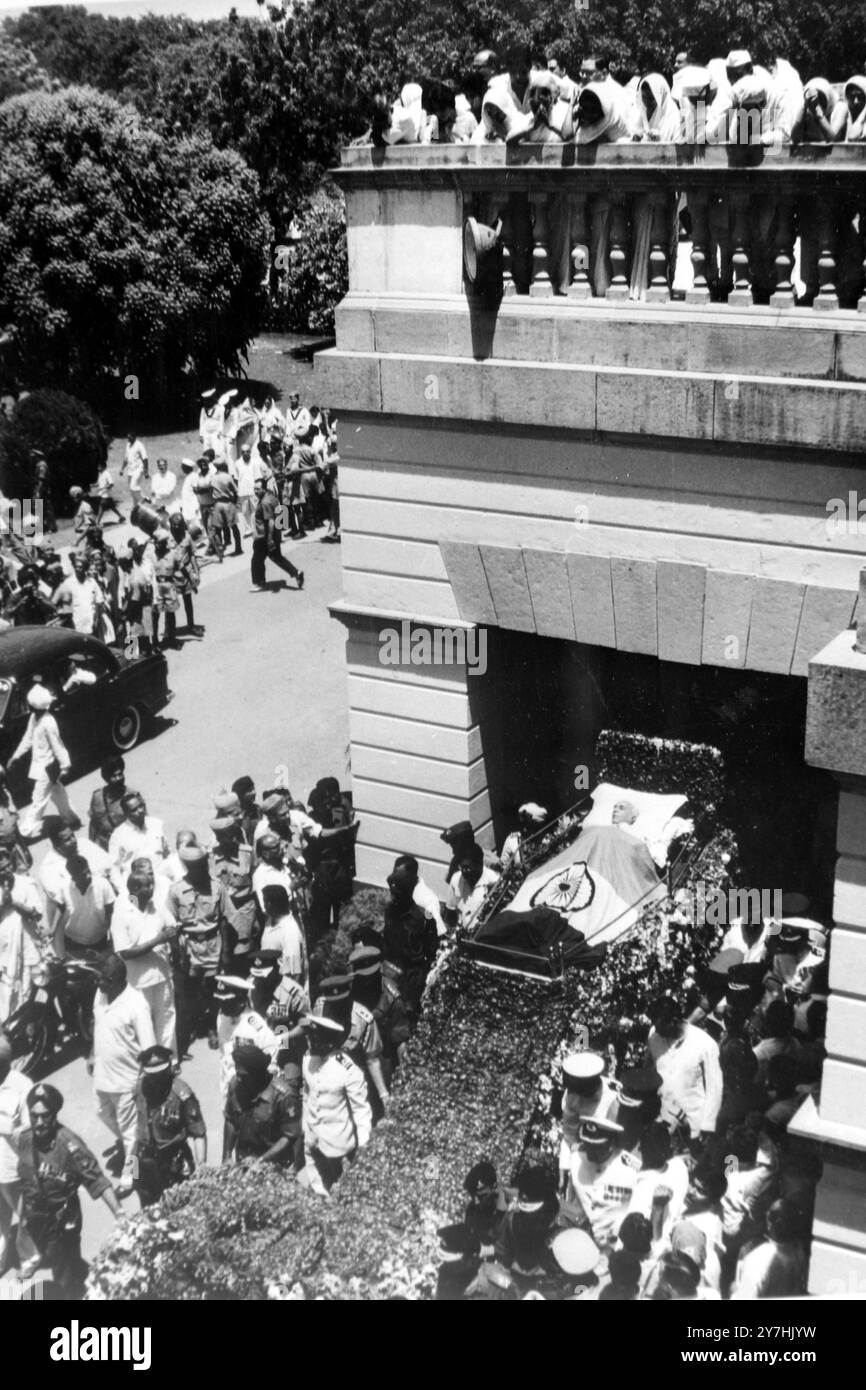 FUNERAL OF INDIAN PREMIER NEHRU PROCESSION IN NEW DELHI - CORTEGE ...
