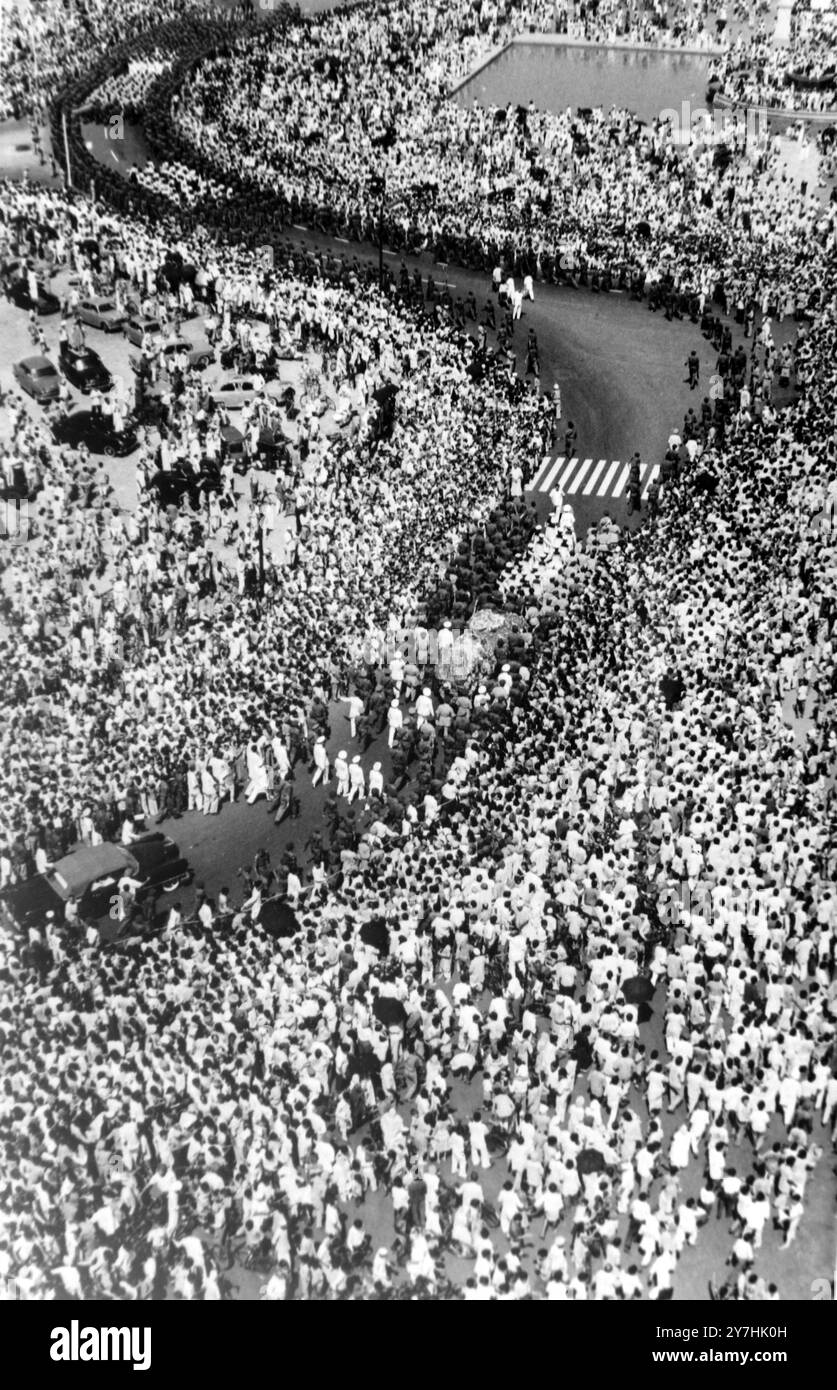 FUNERAL OF INDIAN PREMIER NEHRU PROCESSION IN NEW DELHI ; 1 JUNE 1964 ...