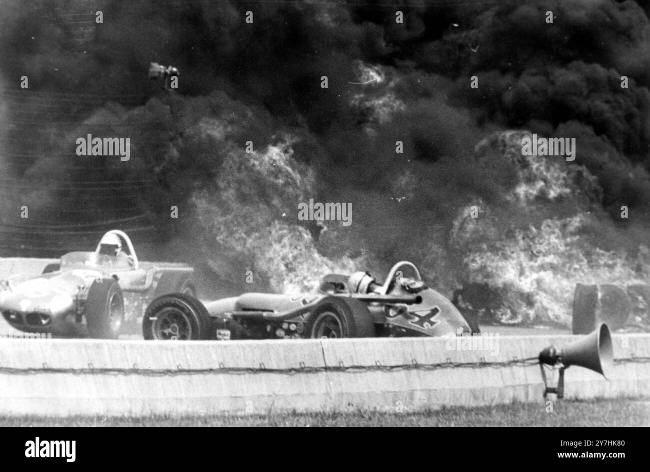 MOTOR CAR INDIANAPOLIS 500 RACISNG DRIVER JOHNNY BOYD SKIDS PAST RONNIE ...