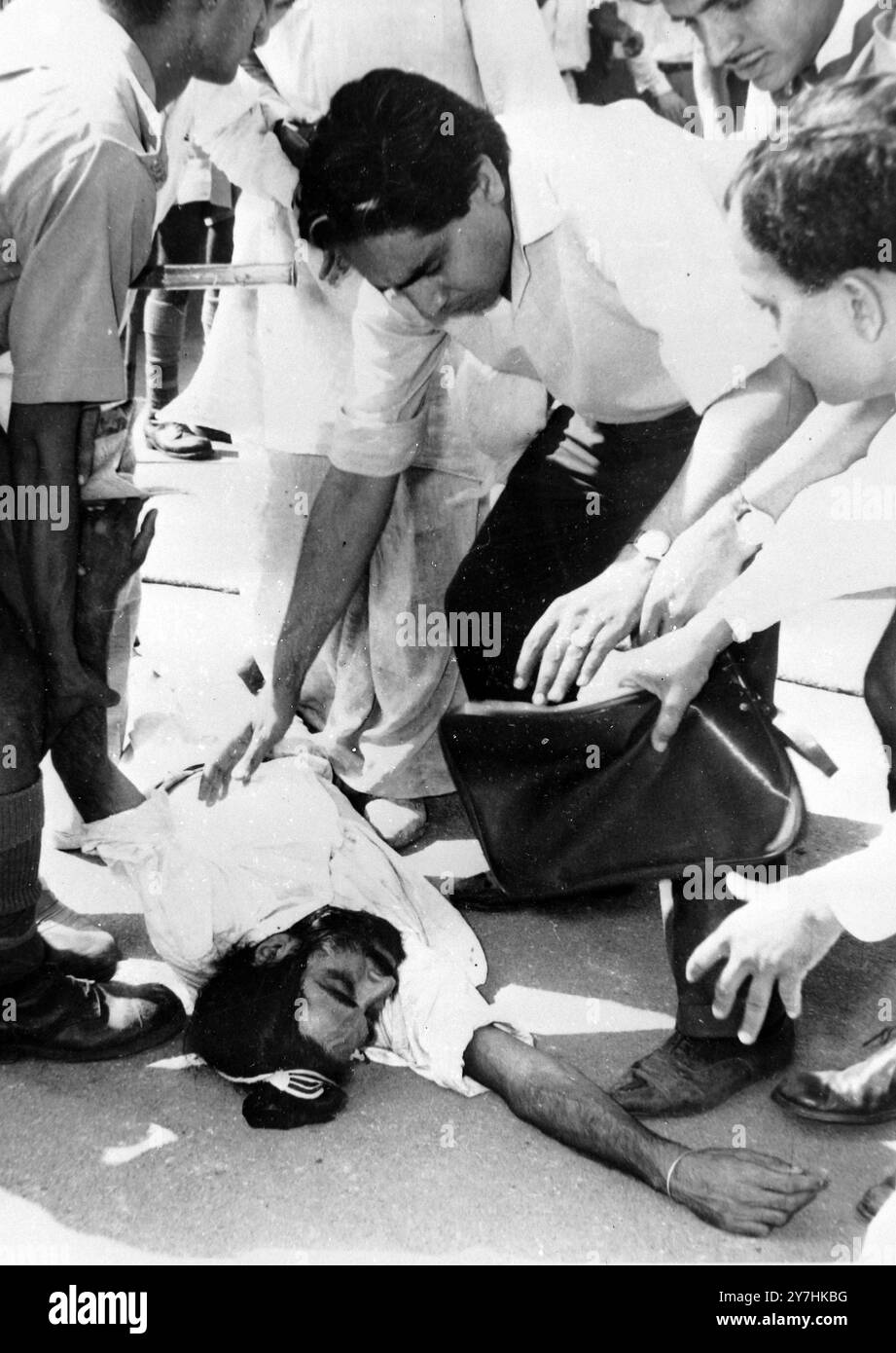 FUNERAL OF INDIAN PREMIER NEHRU IN NEW DELHI - MOURNERS ; 29 MAY 1964 ...