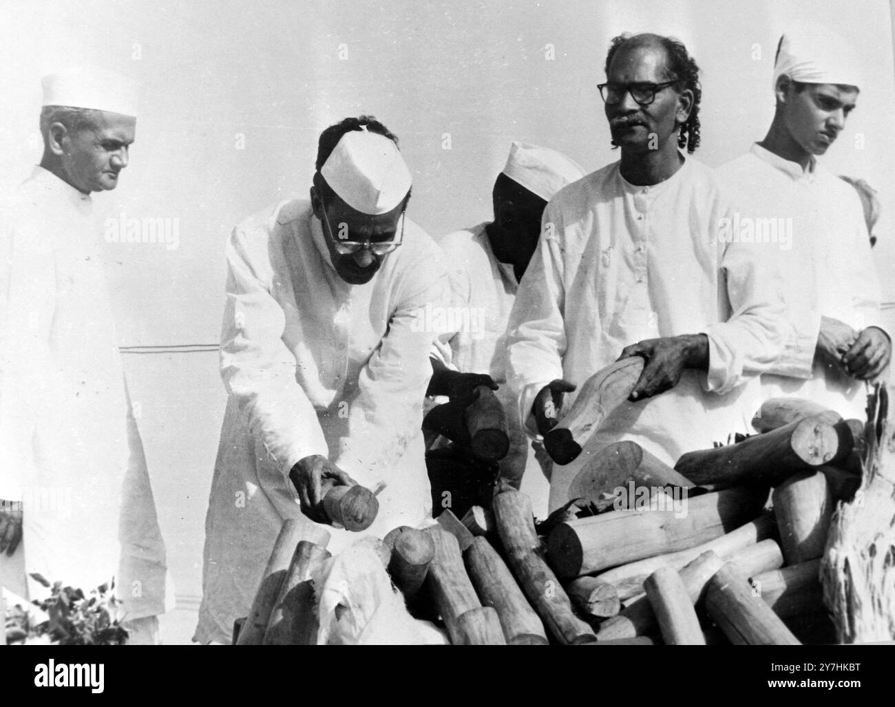 FUNERAL OF INDIAN PREMIER NEHRU PYRE - GULZARILAL NANDA AND LAL SHASTRI ...