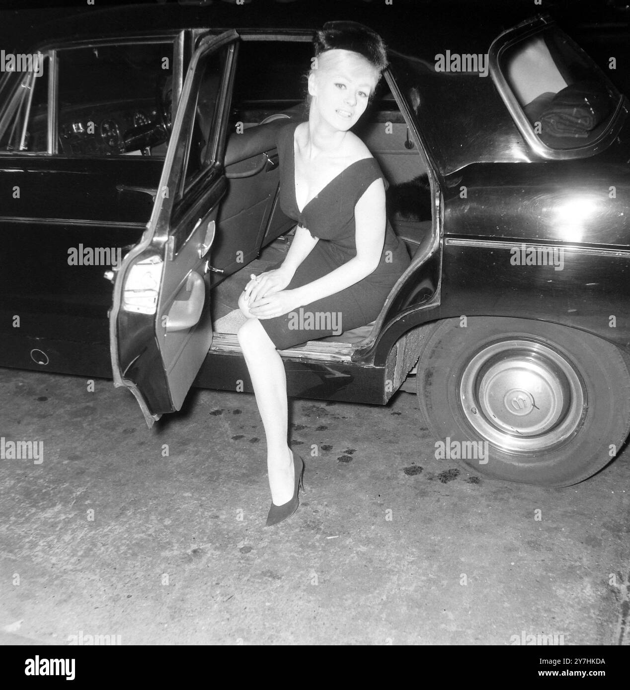 SABRINA NORMA SYKES AT LONDON AIRPORT / ; 29 MAY 1964 Stock Photo - Alamy
