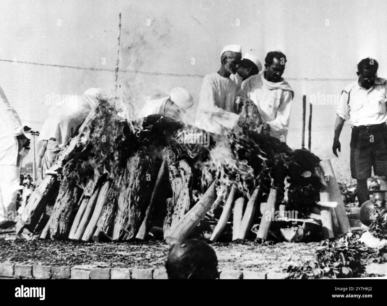 FUNERAL OF INDIAN PREMIER PANDIT JAWAHARLAL NEHRU, BODY BURNS ON BANKS ...