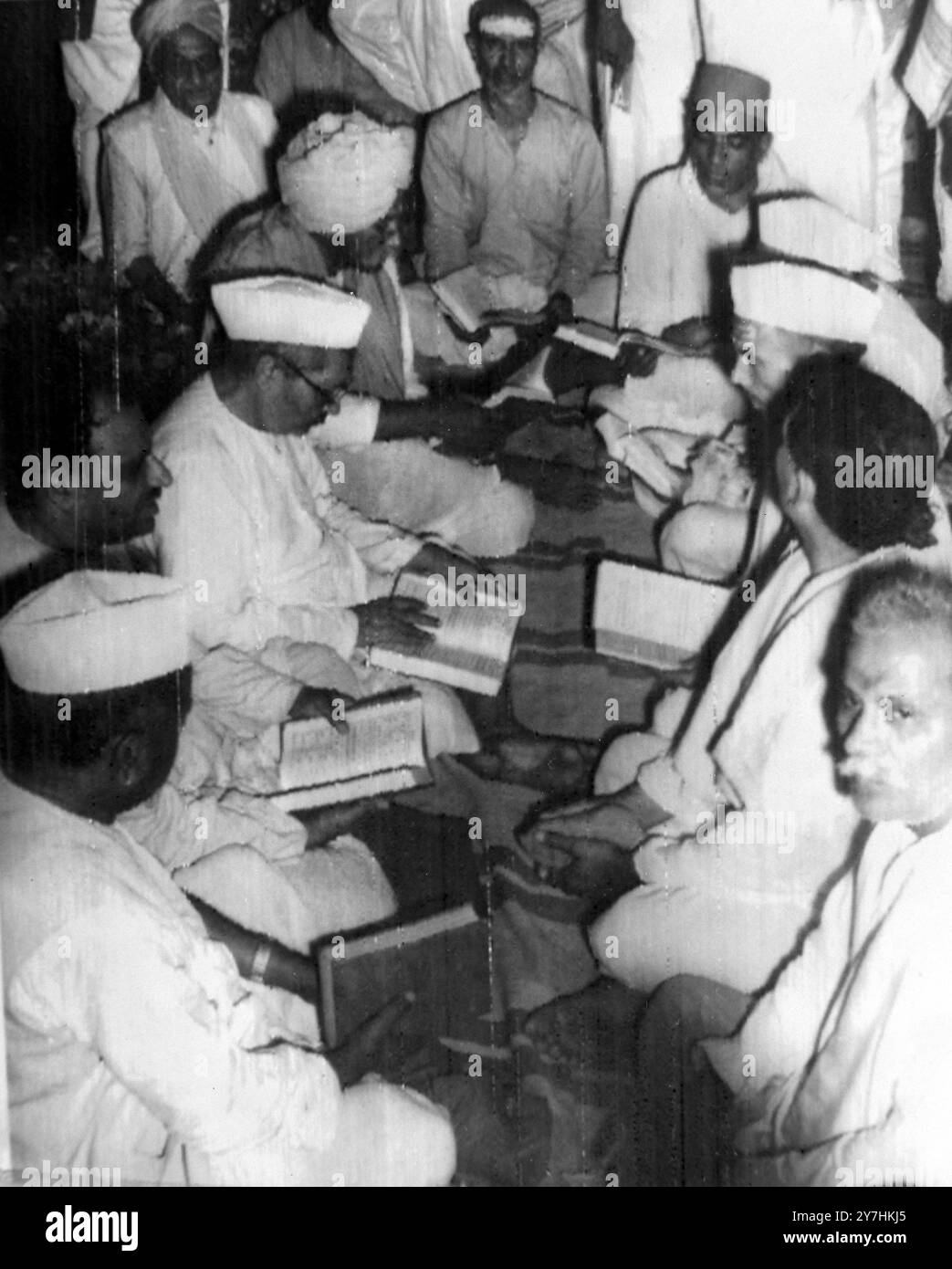 FUNERAL OF INDIAN PREMIER PANDIT JAWAHARLAL NEHRU - HIGH HINDU PRIESTS ...