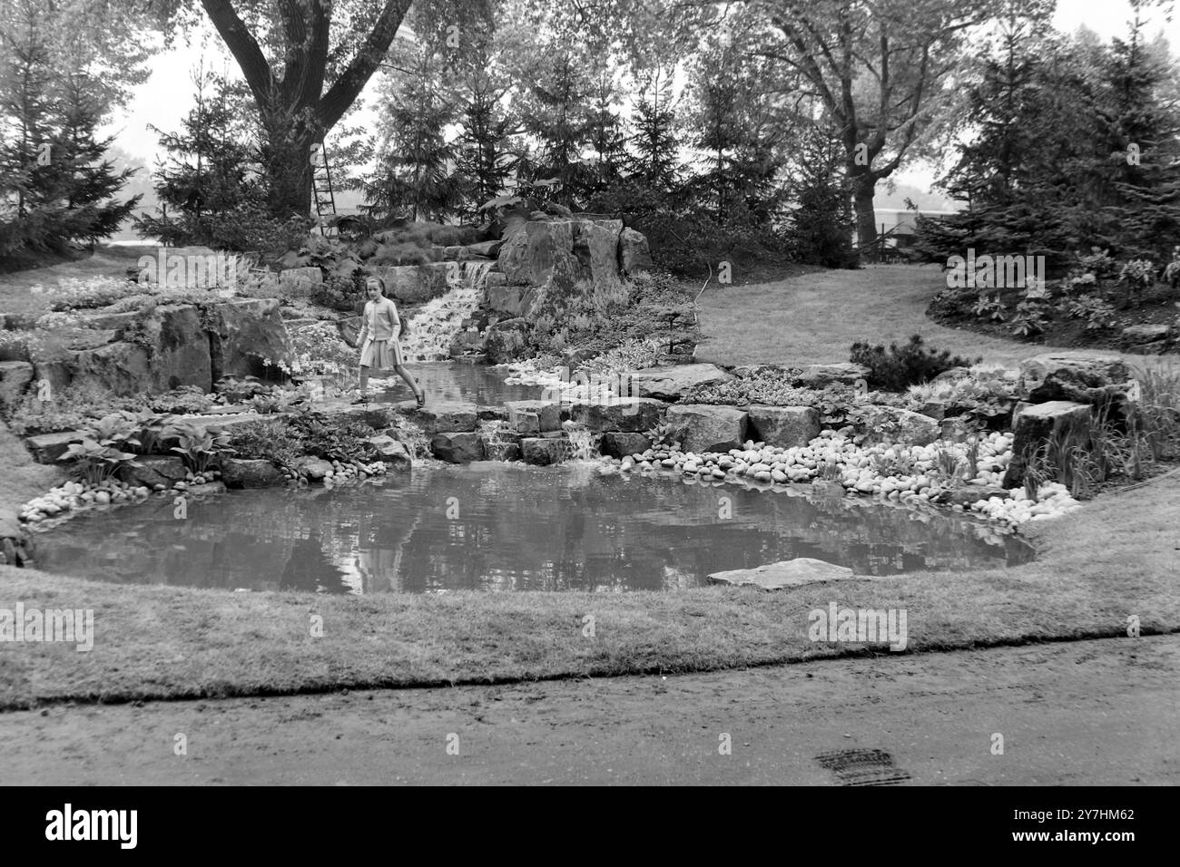 CHELSEA FLOWER SHOW IN LONDON - ROCKPOOL LANDSCAPE GARDENS ; 25 MAY ...