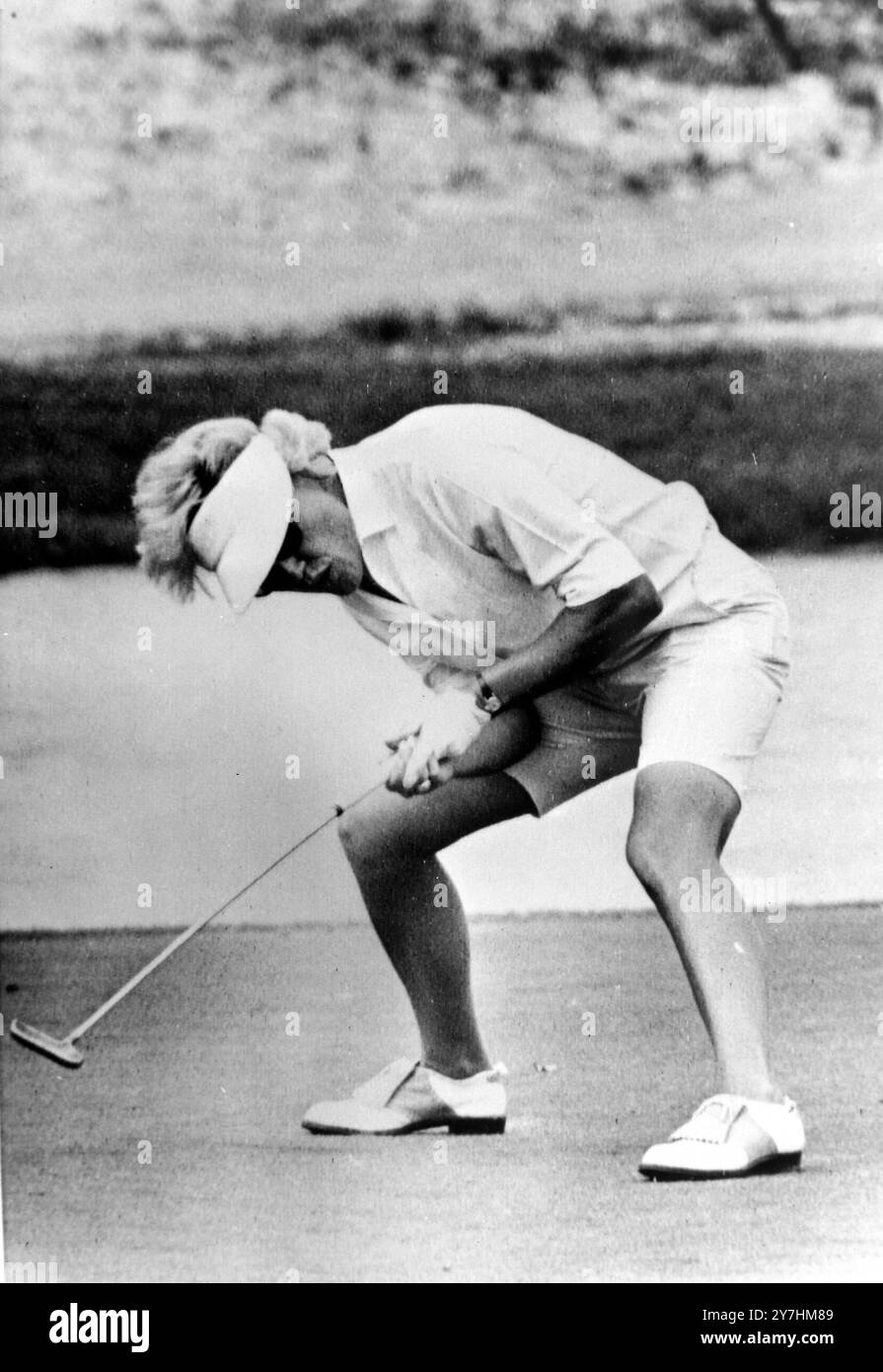 GOF PLAYER RUTH JESSEN SINKS BIRDIEIN DALLAS, TEXAS / ; 25 MAY 1964 ...