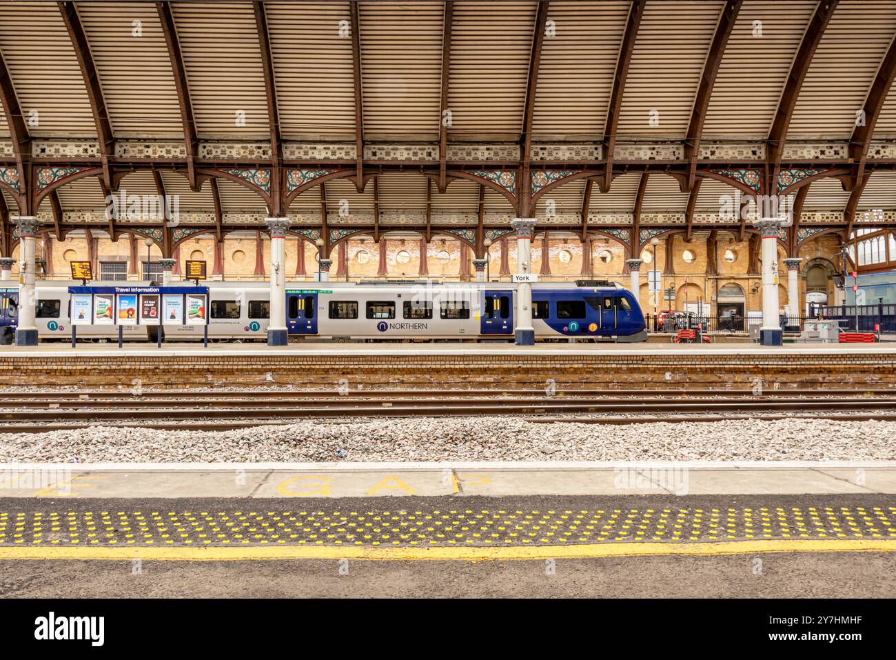 Tactile paving train station uk hi-res stock photography and images - Alamy