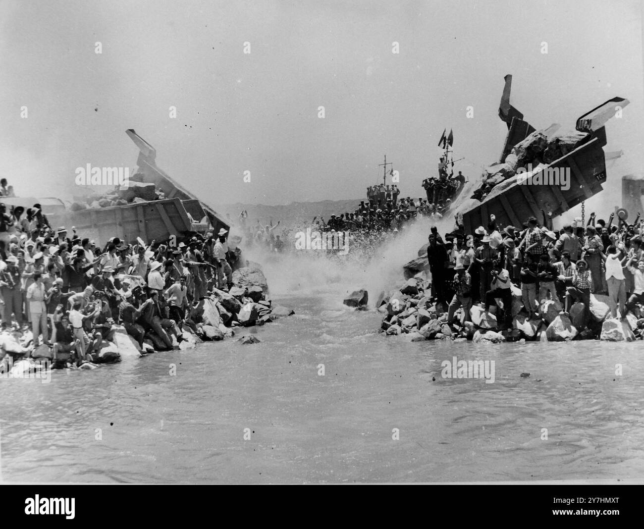 Closing of the nile hi-res stock photography and images - Alamy